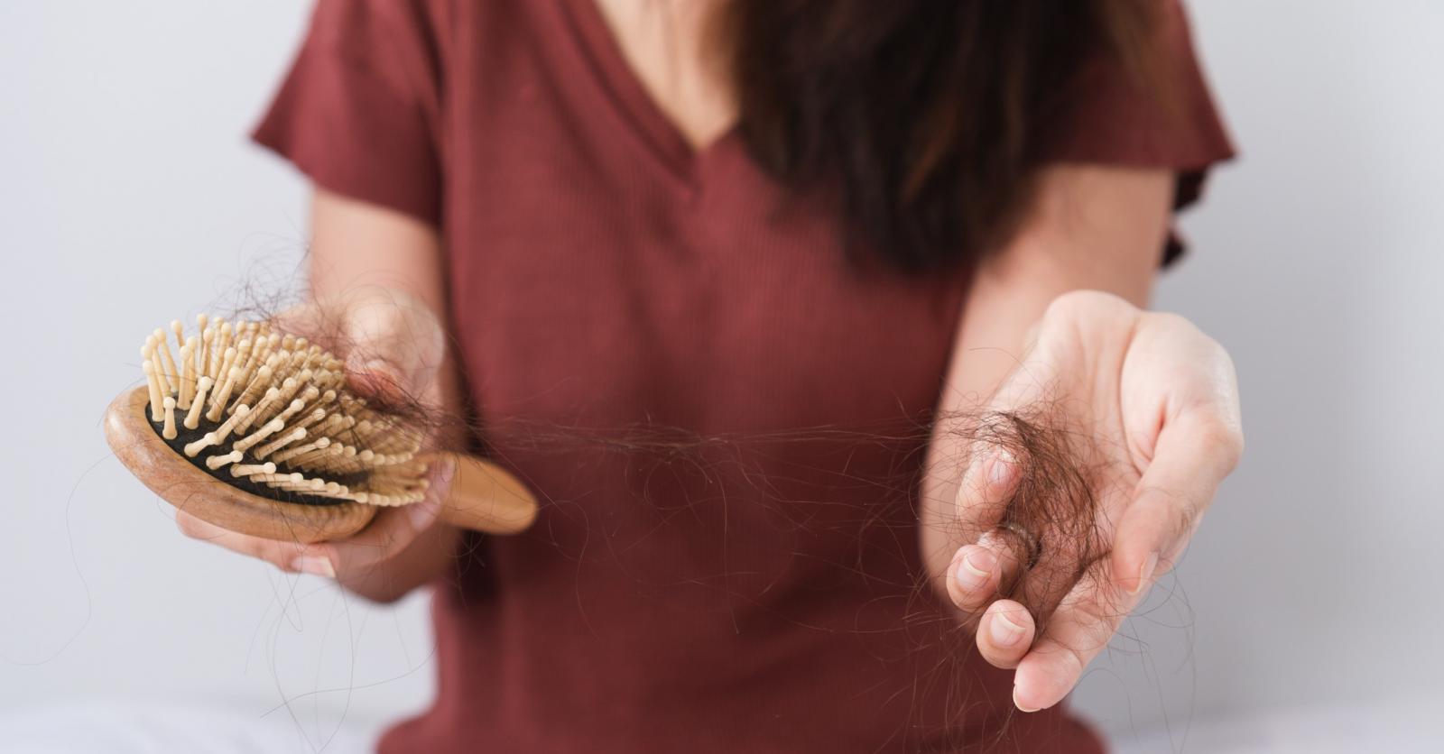 Haaruitval: wat is de oorzaak (en hoe kun je het behandelen)? - Libelle