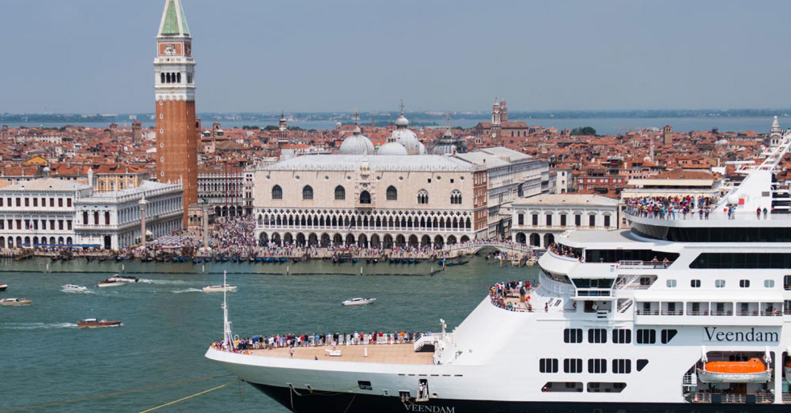 'Bij brand in de Notre Dame stroomt het geld toe, als Venetië verzuipt ...