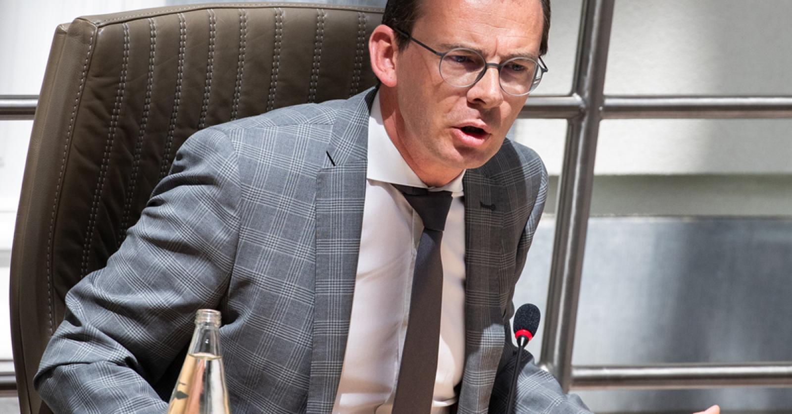 Strijdlustige Wouter Beke redt voorlopig zijn vel