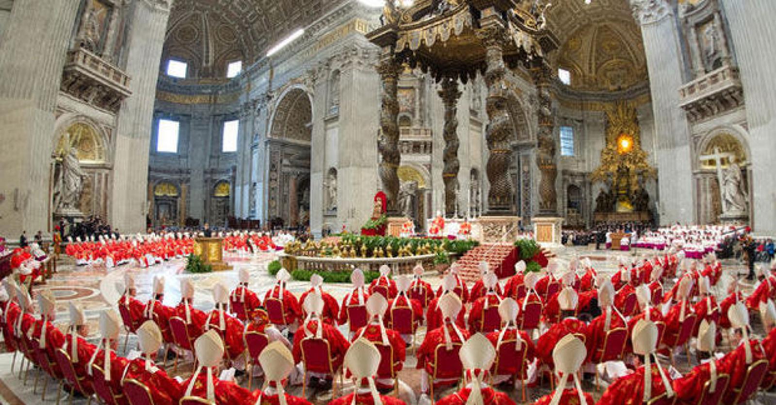Pauselijk conclaaf: Zwarte rook na eerste stemming