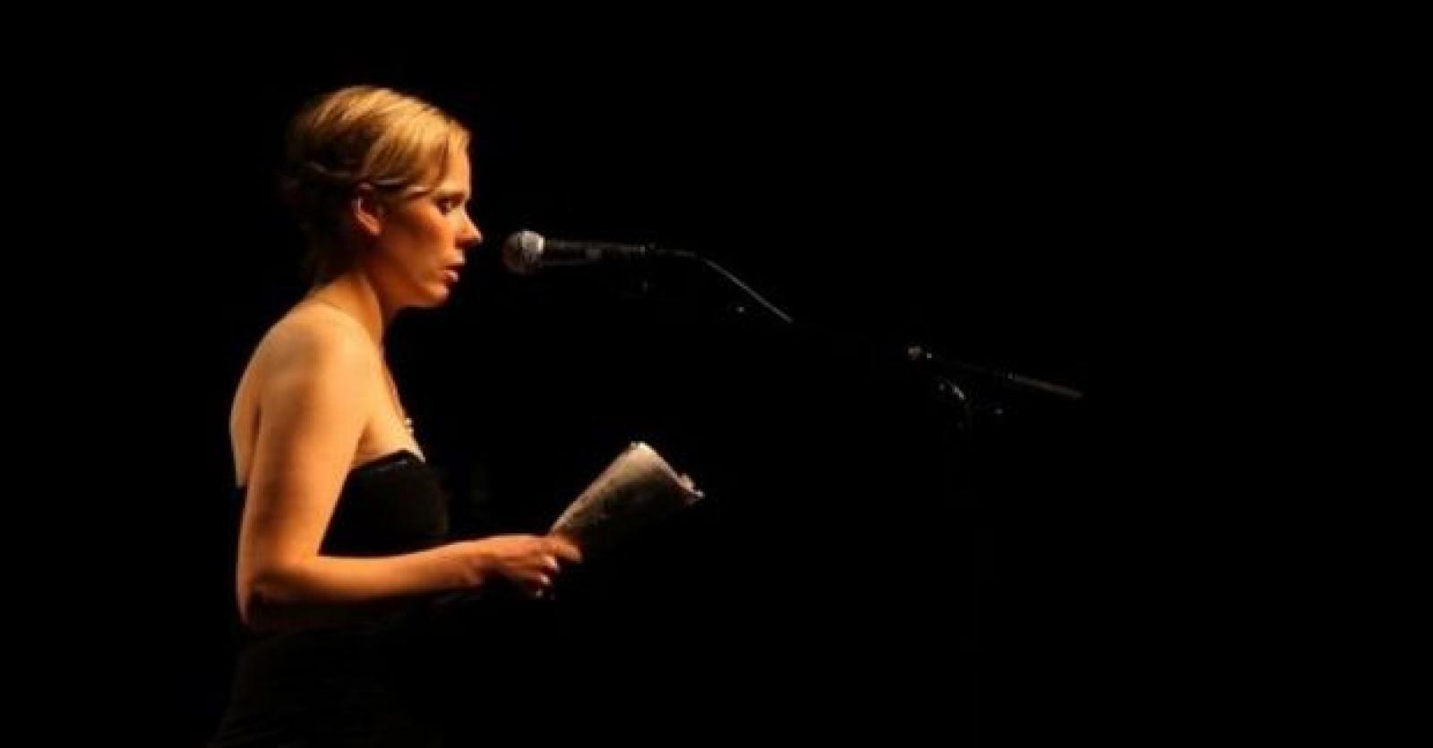 Ruth Lasters wint 5.000 euro voor beste Nederlandstalige gedicht