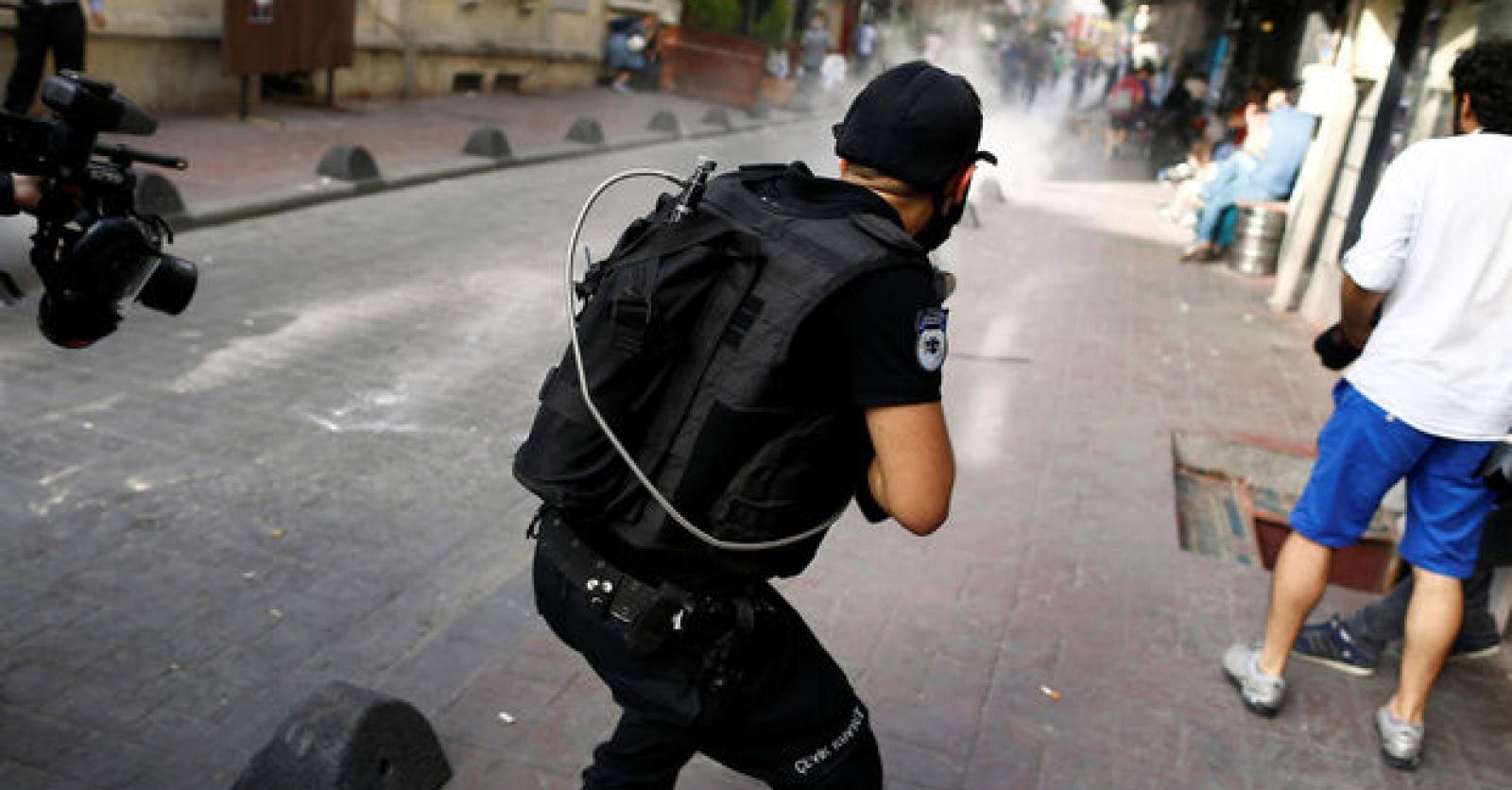 Turkse politie gebruikt traangas om verboden lgbt-betoging uiteen te ...