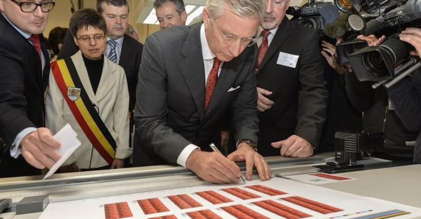 Koning Filip siert nieuwe postzegels
