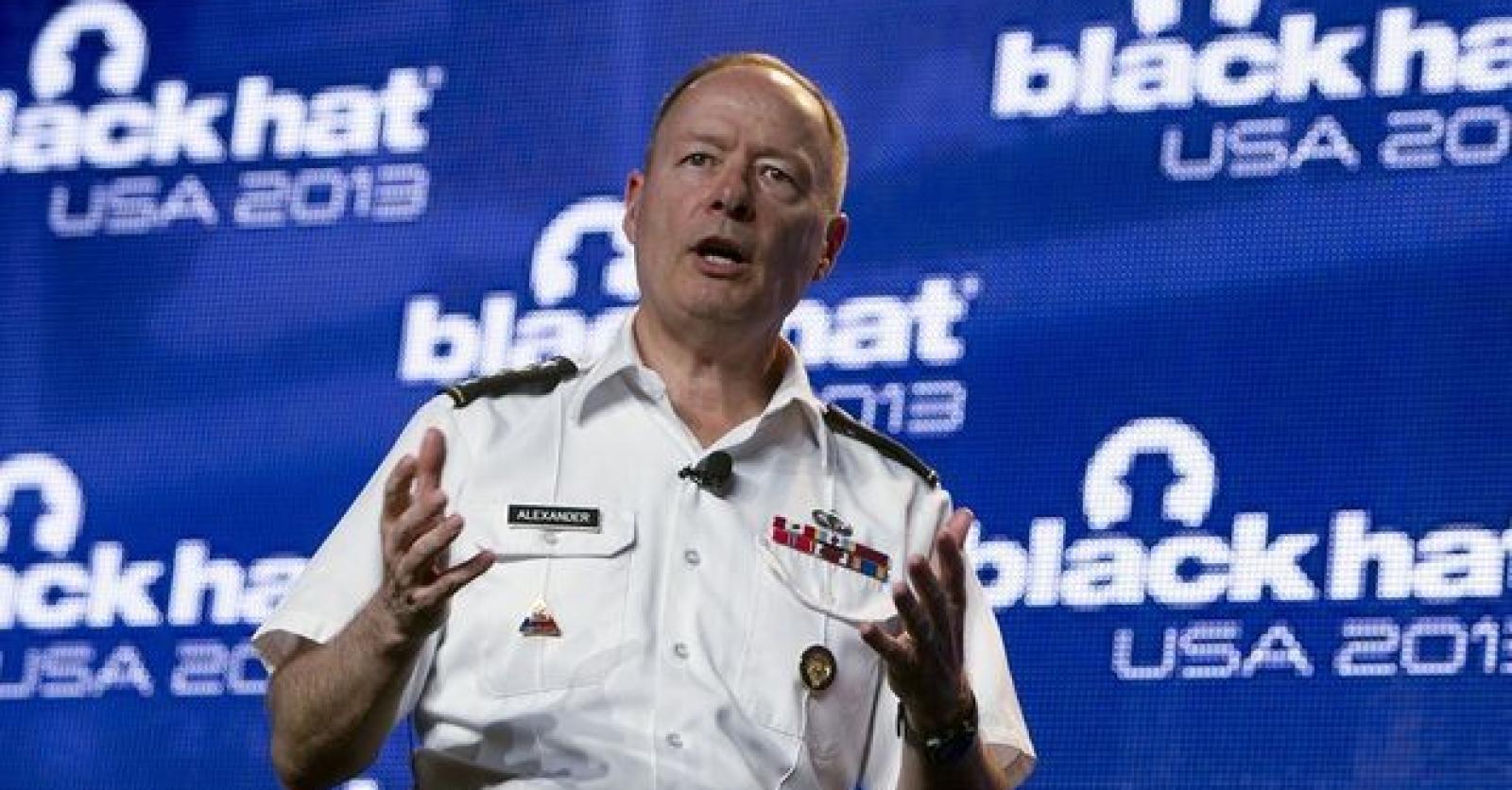 NSA-baas Keith Alexander stapt op