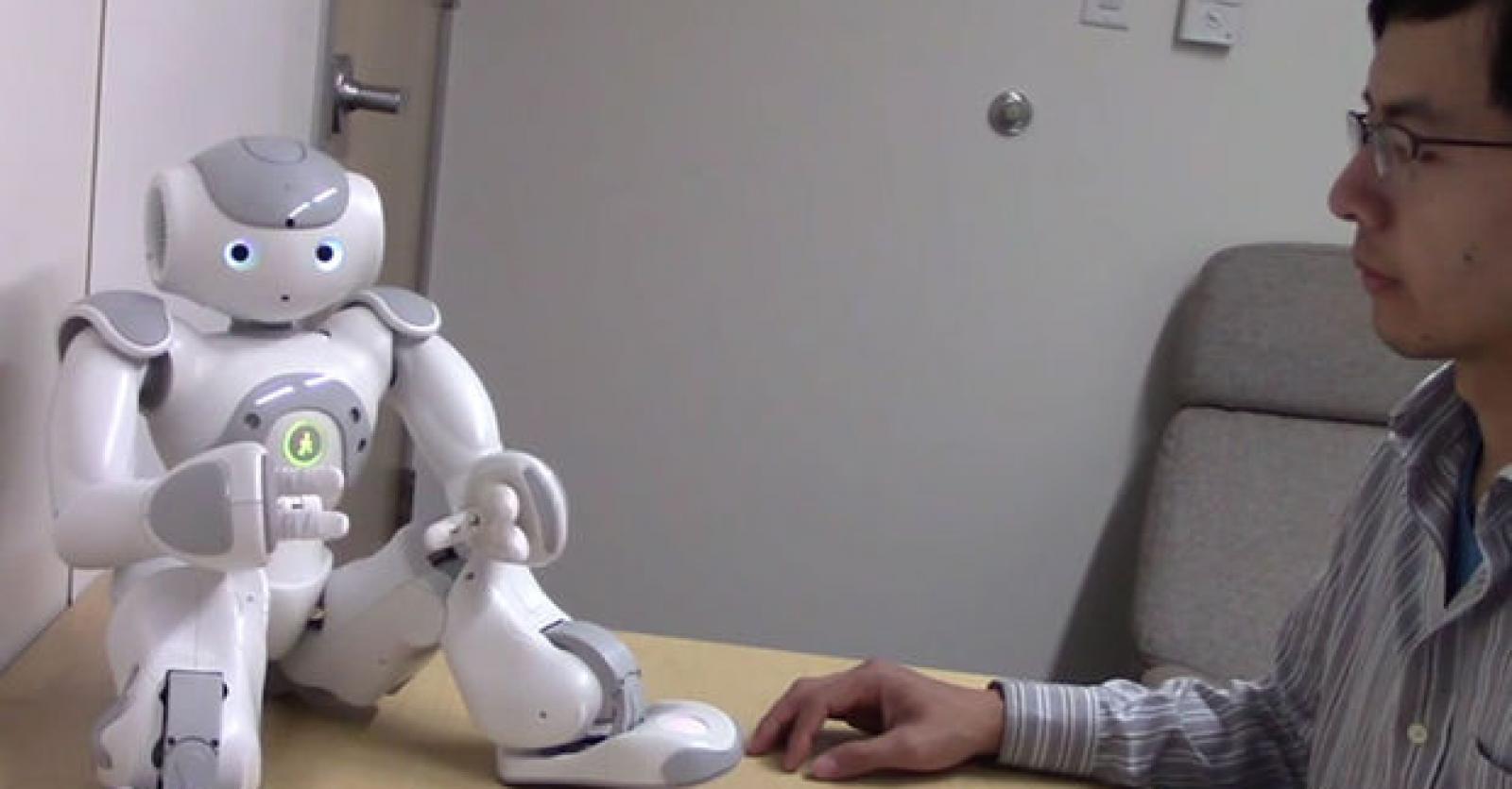 De mens raakt opgewonden van het betasten van een robot (studie)