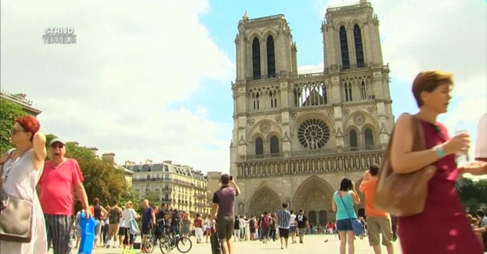 Auto met 6 gasflessen bij Notre Dame
