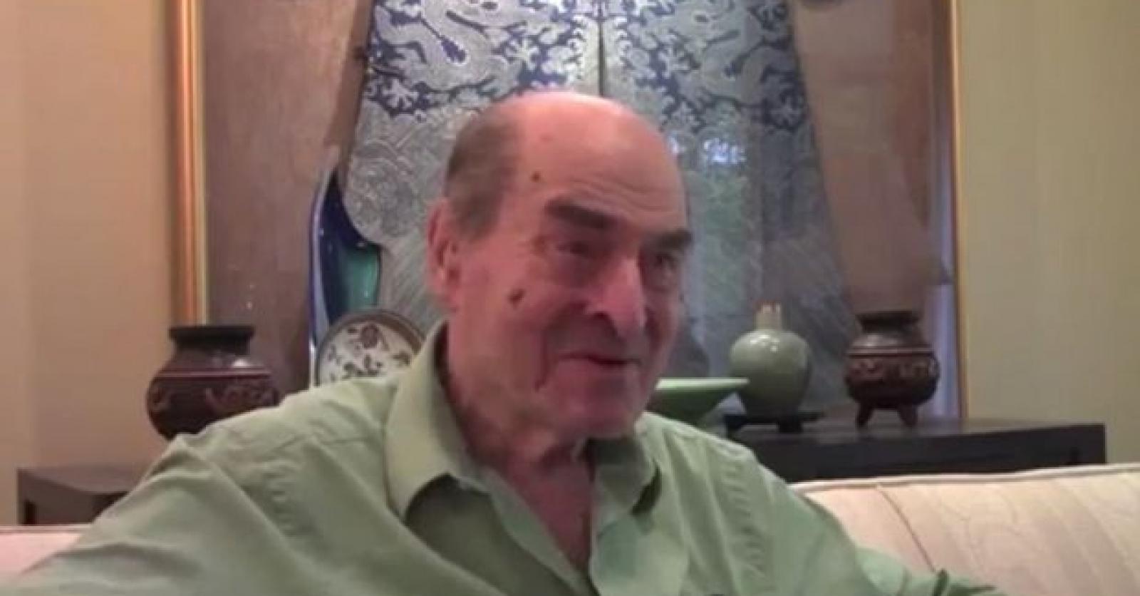 Henry Heimlich (96) voert manoeuvre voor het eerst zelf uit (video)