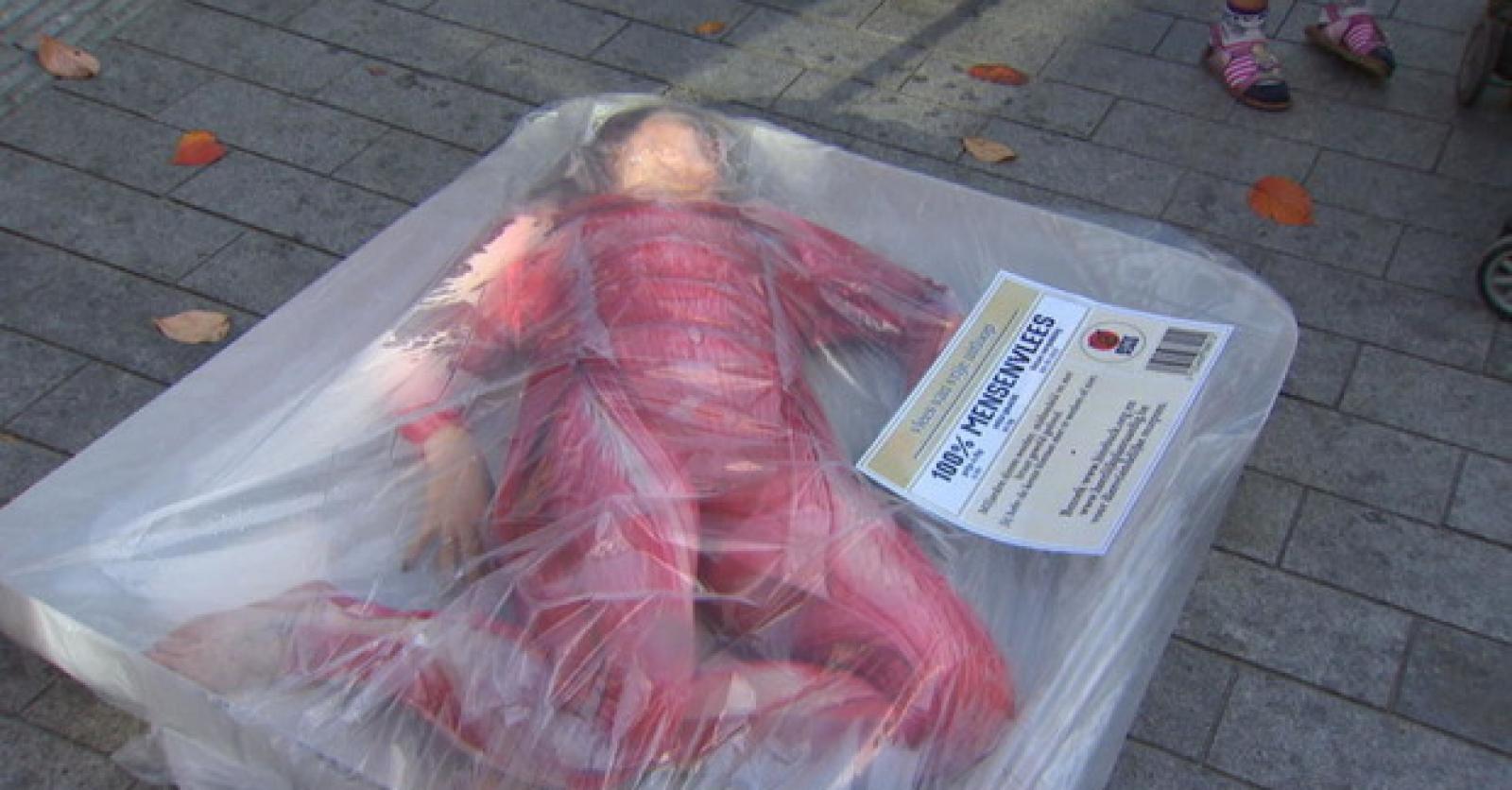 Activiste verpakt zichzelf als vlees