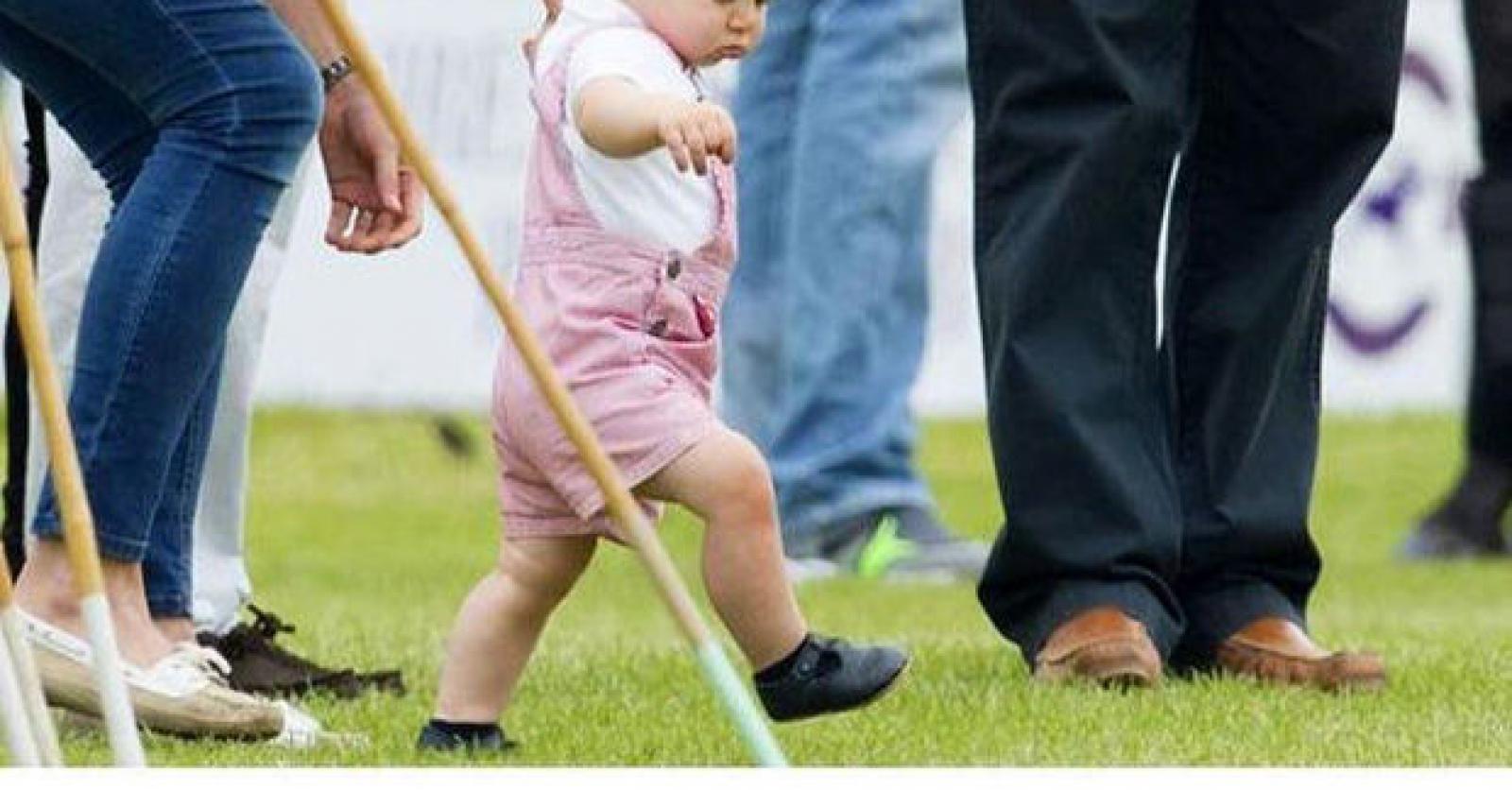 Prins George zet zijn eerste stapjes