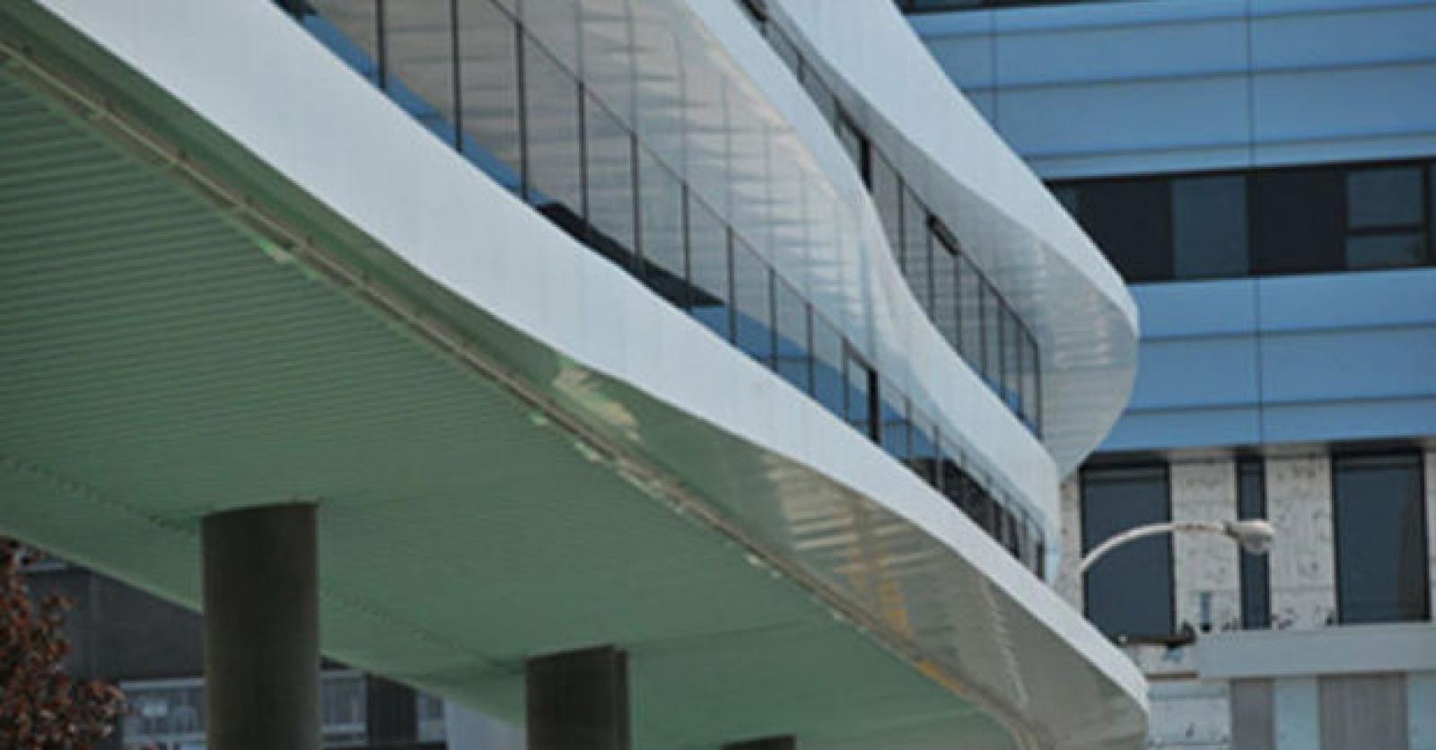 Futuristische luchtbrug meandert door UZ Gent