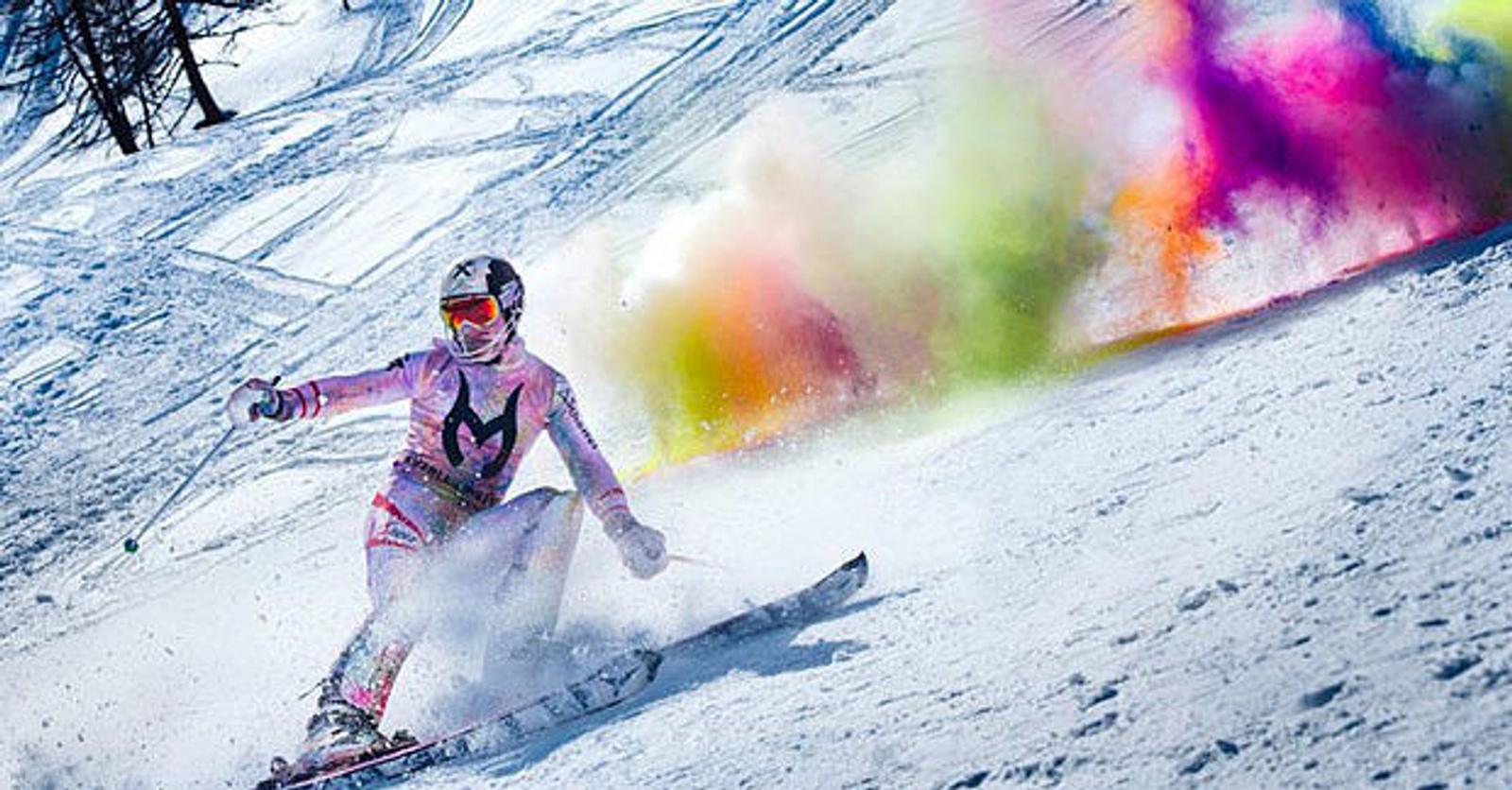 Skiër zorgt voor kleurenexplosie op Oostenrijkse skipiste (video)