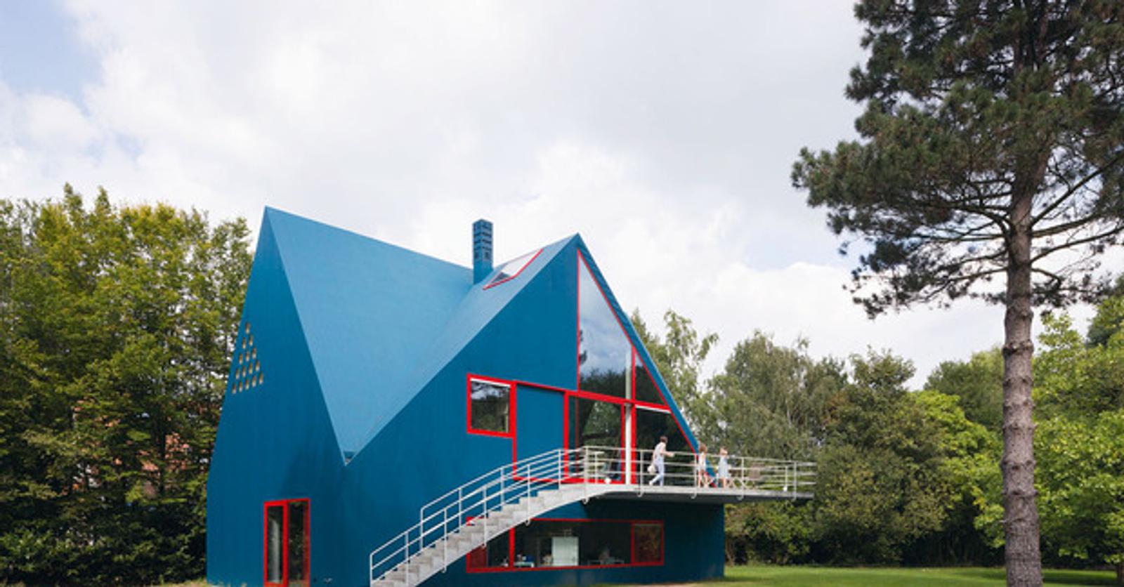 Helblauw huis tussen het groen: verrassend complex in zijn eenvoud