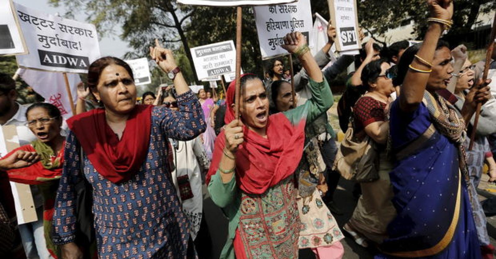 Indiase politie slaat handen in elkaar met vrouwen om golf van ...