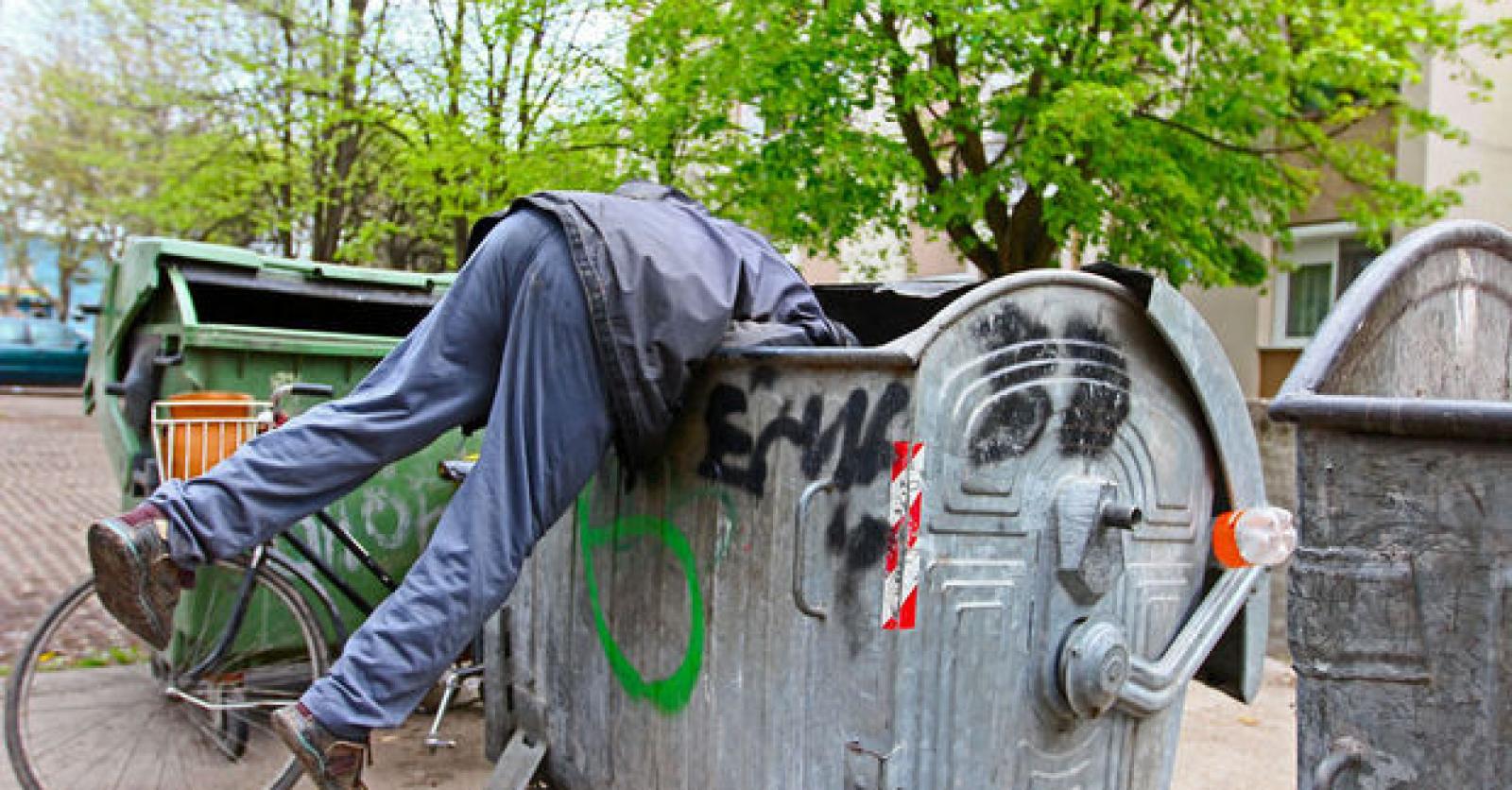 Dumpster divers willen de verspilling van voedsel en andere waren tegengaan