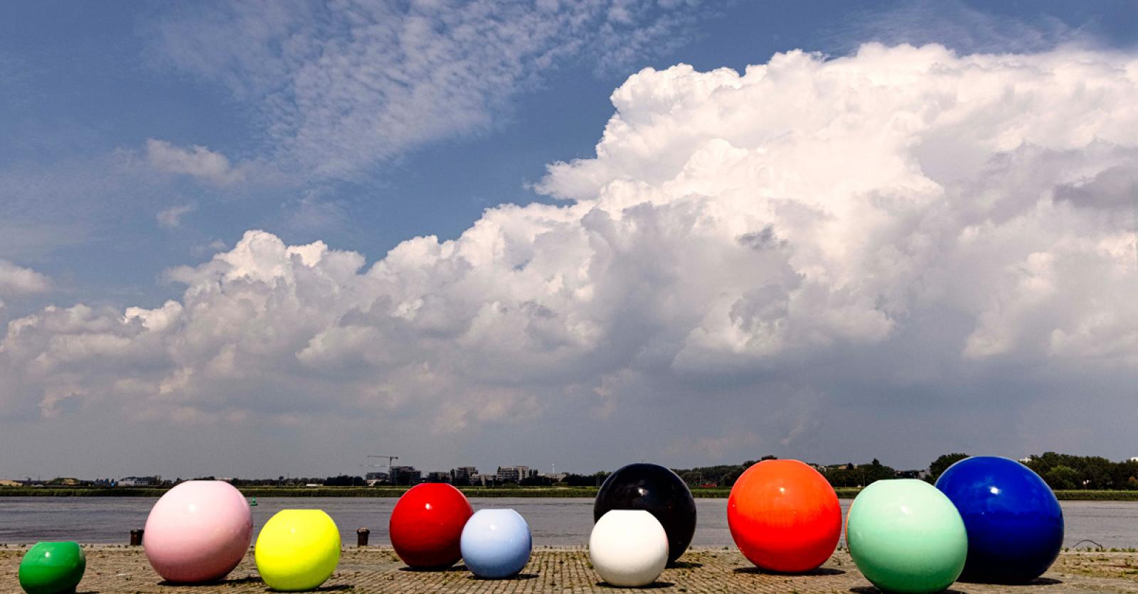 Spot De Kleurrijke Fashion Balls In Antwerpen Ter Ere Van De Heropening