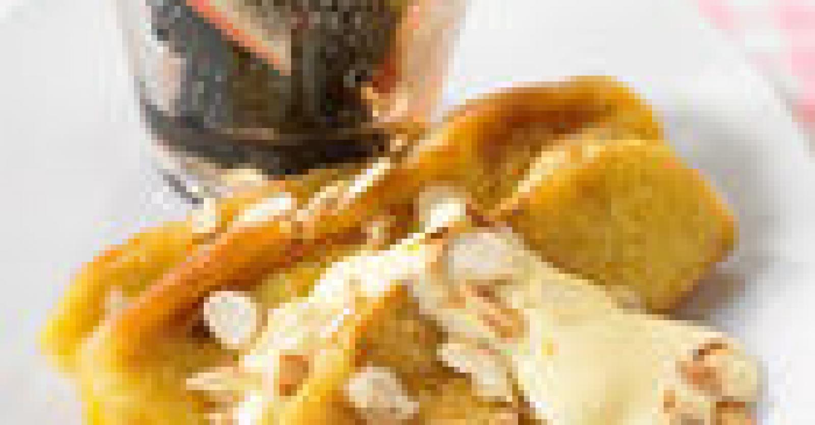 Verloren brood met vanillesaus, amandelen en bramen