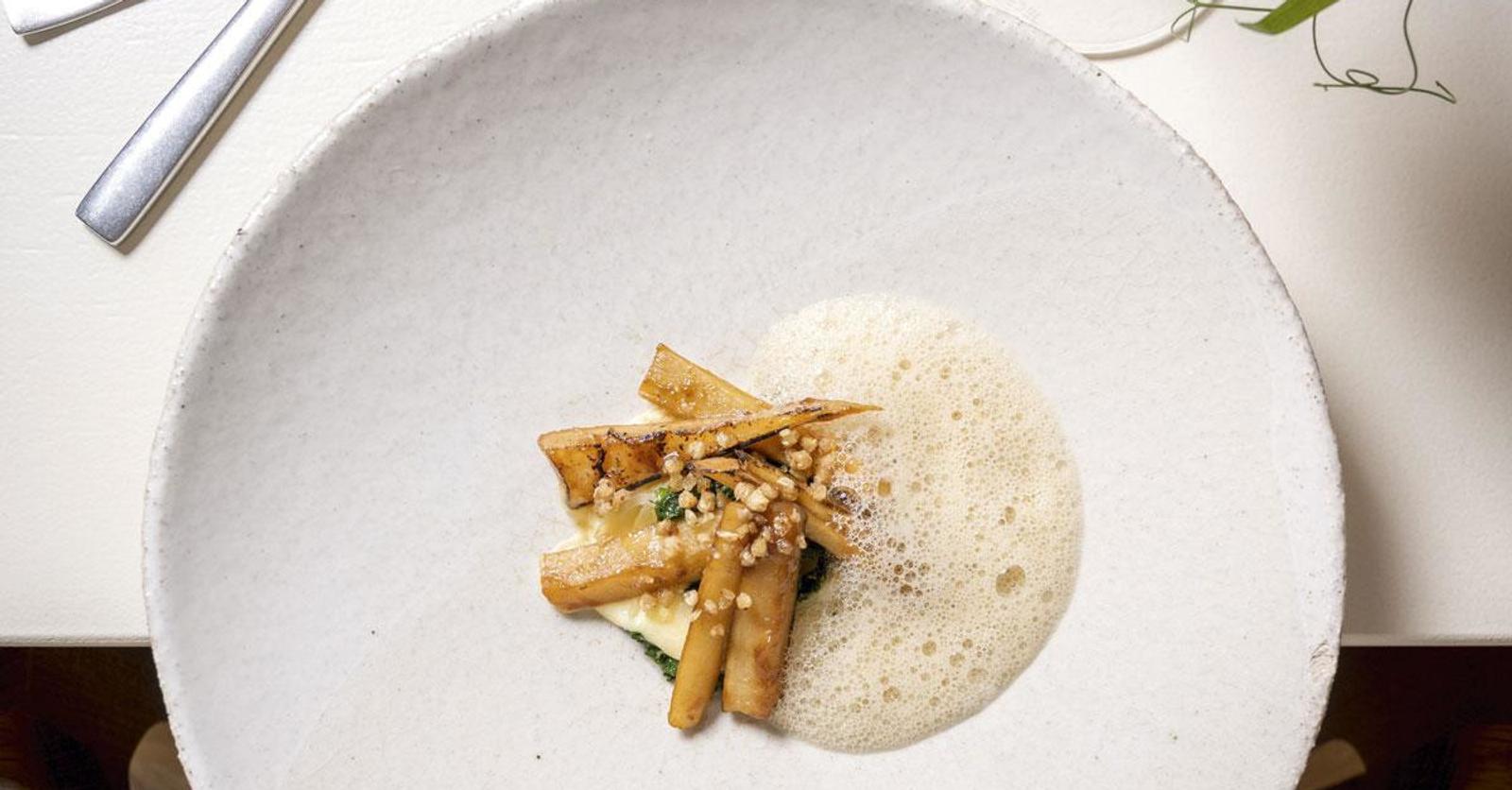 Gelakte peterseliewortel, crème van aardappelen en jus van ...