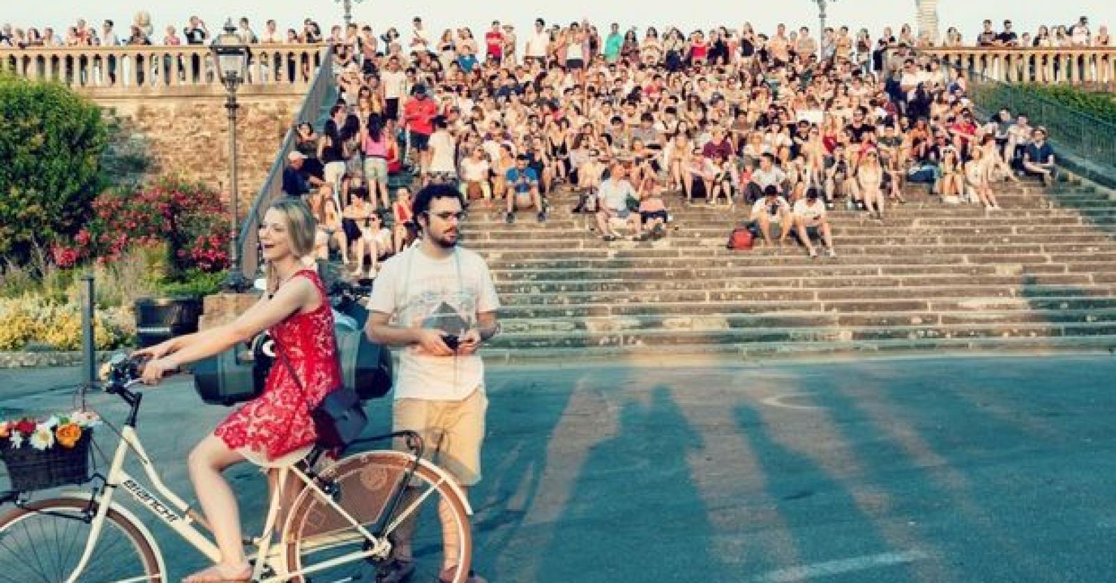 Firenze bezorgt lunchende toeristen natte broek