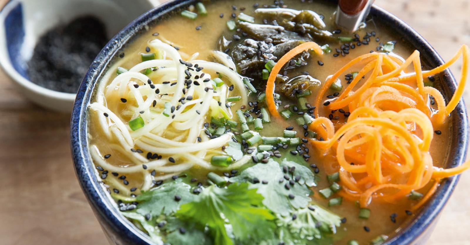 Misosoep met zwarte sesamzaadjes