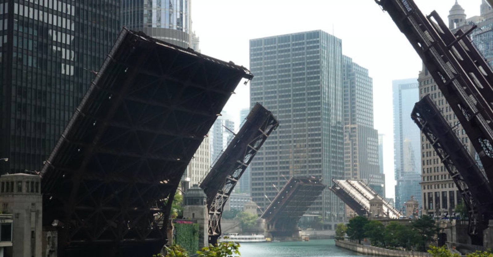 Open bruggen in Chicago leveren spectaculaire beelden op