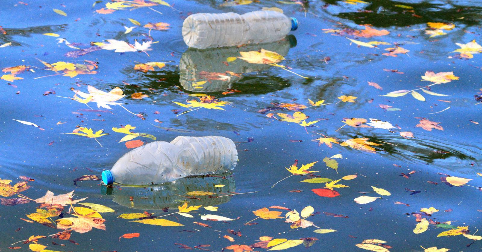 Eerste 'river skimmer' in België haalt plastic uit dok in Antwerpen
