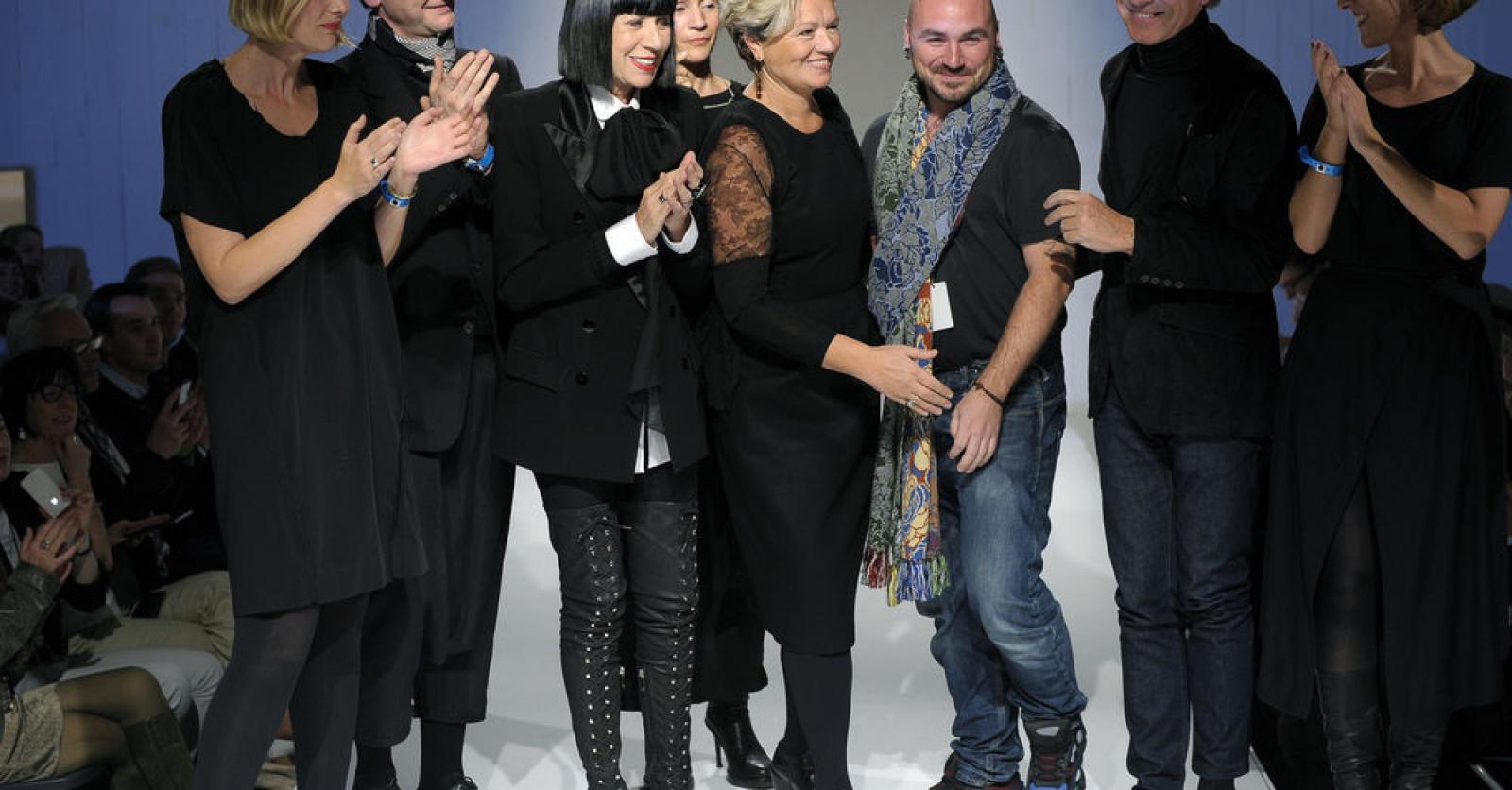 In beeld: Emmanuelle Lebas ontvangt prijs uit handen van jury