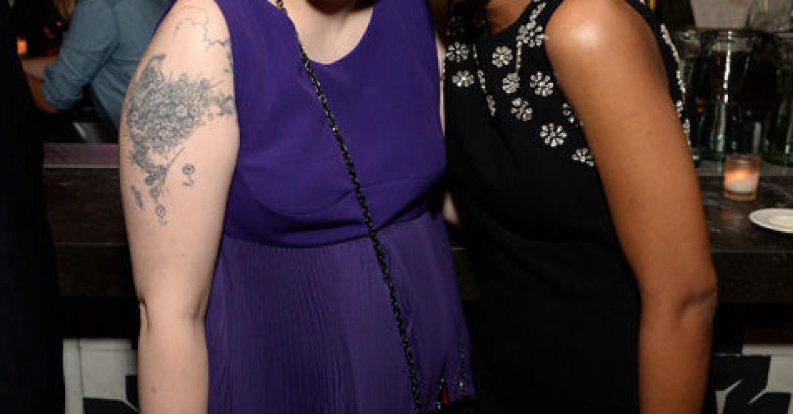 Sterren oefenen poses voor de rode loper tijdens pre-Emmy party