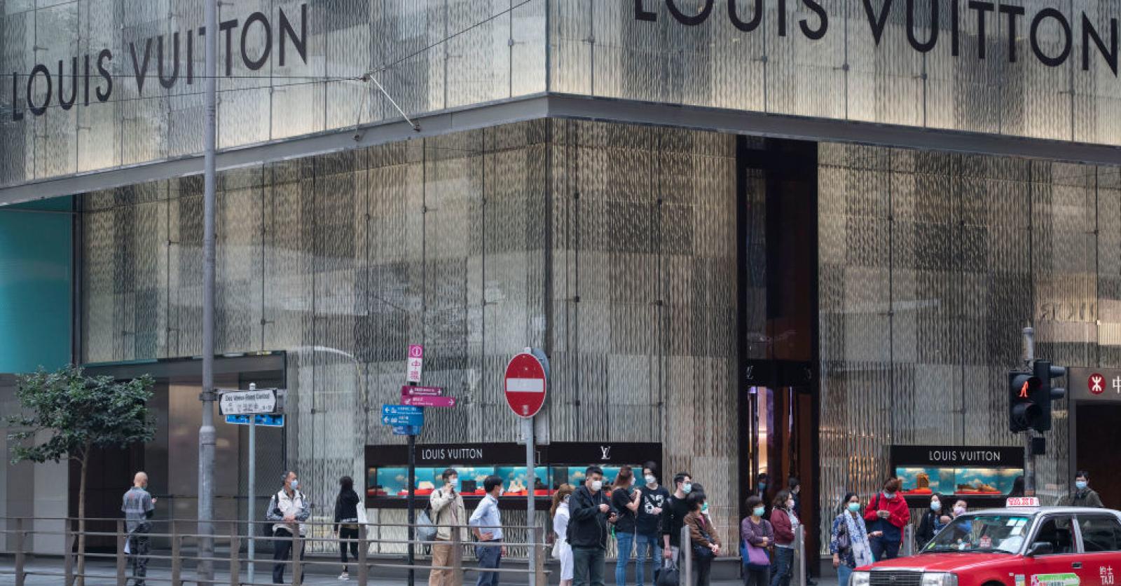 Luxegroep LVMH produceert handgels in plaats van parfum