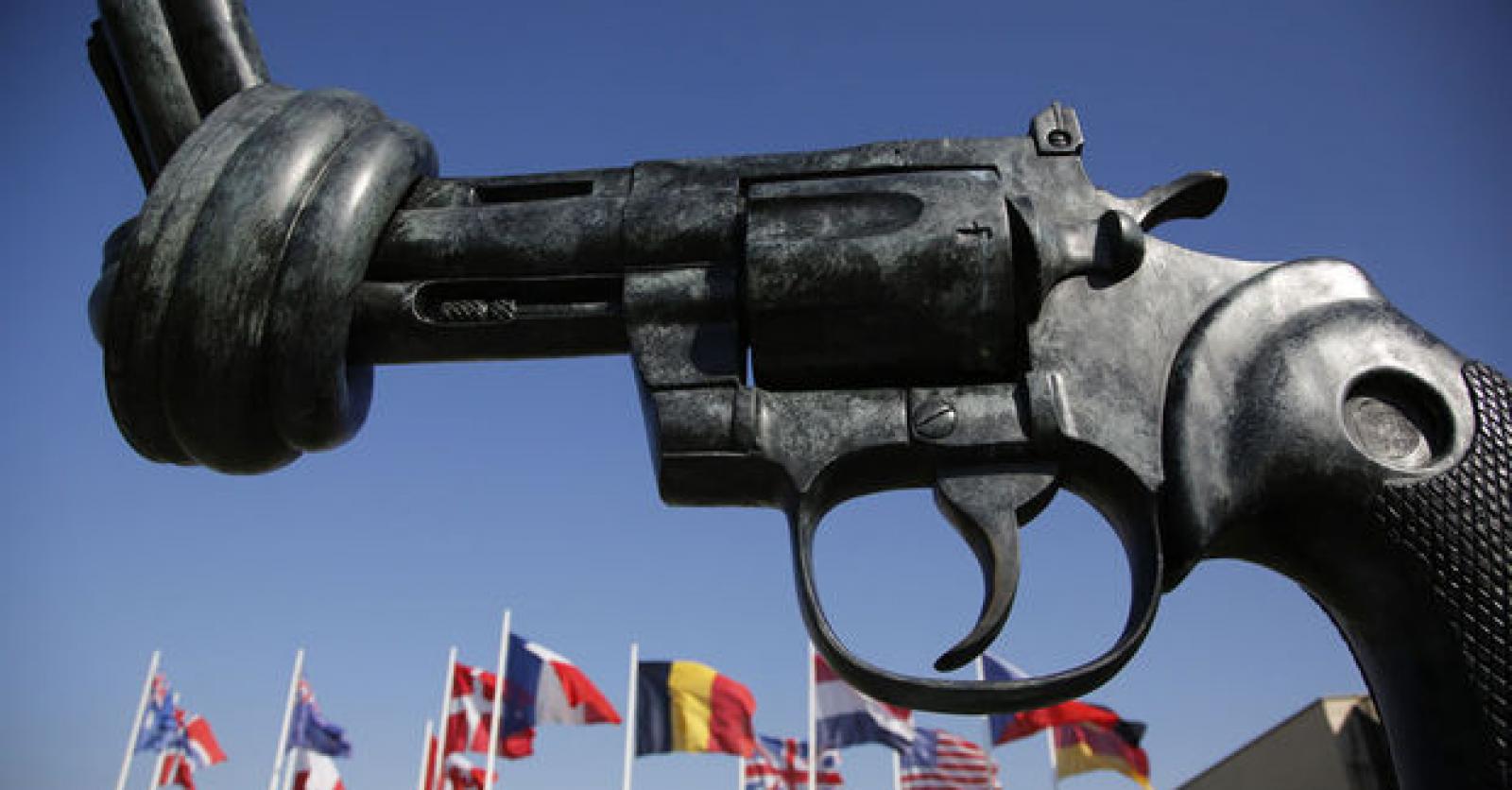 Décès du sculpteur du revolver au canon noué, symbole de paix