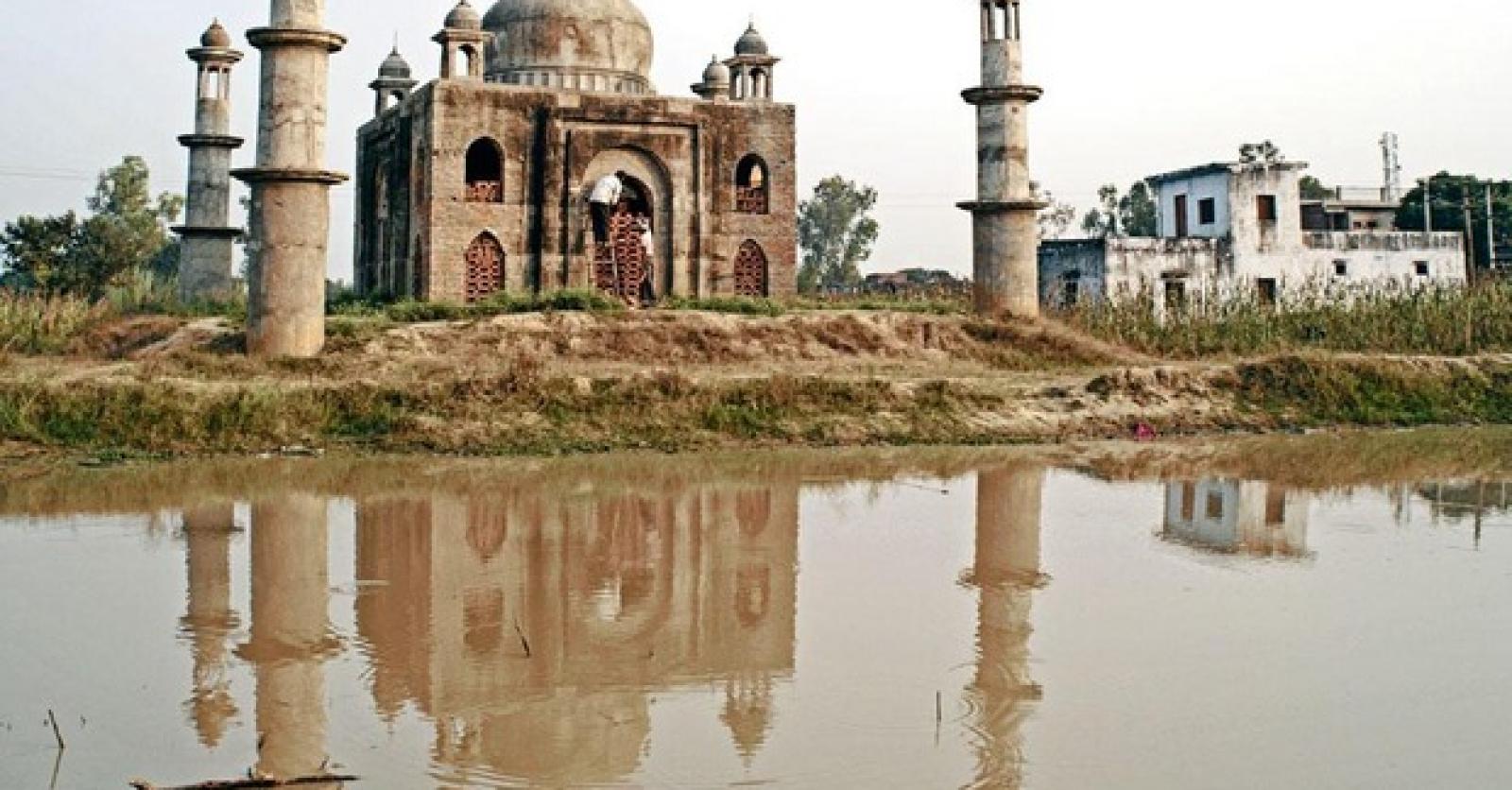 Archi-faux: vraies villes, faux monuments