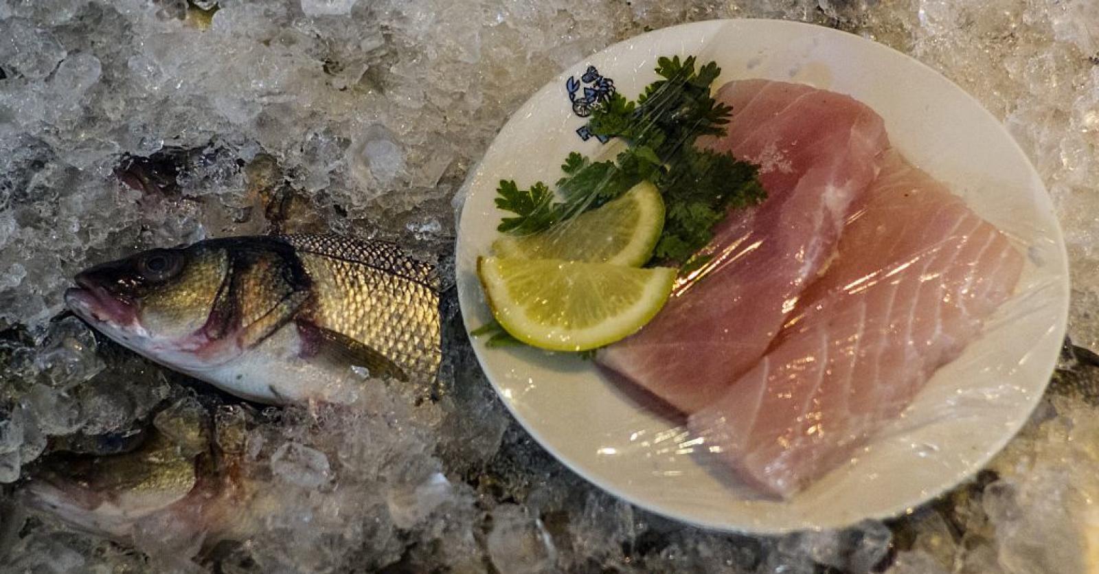 Goudbruin gebakken zeebaars met rode currypasta (pla lad prik)