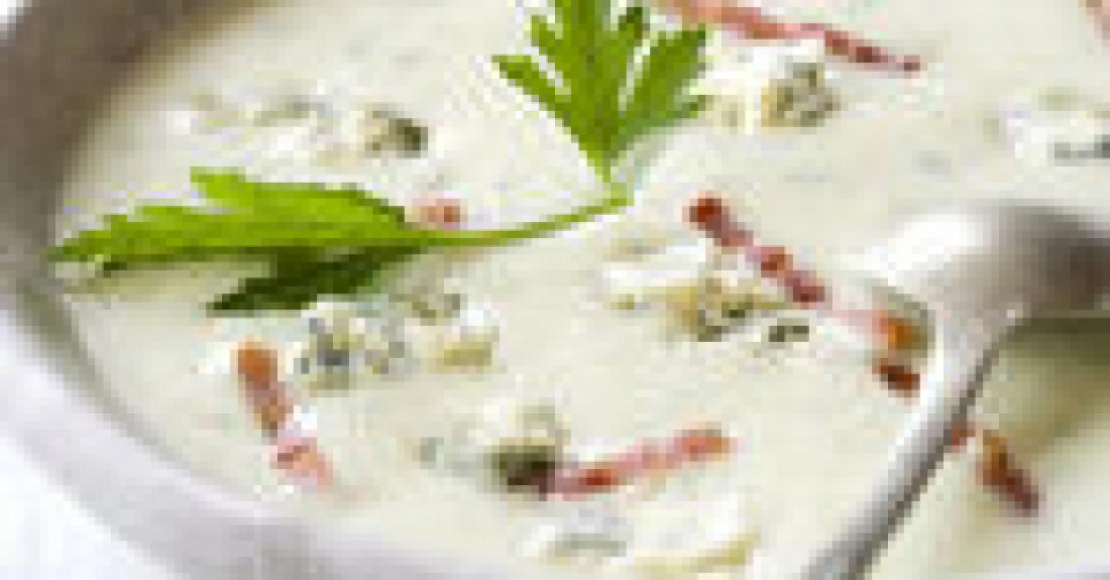 Frisse colcannon-soep met cashel blue en spekjes