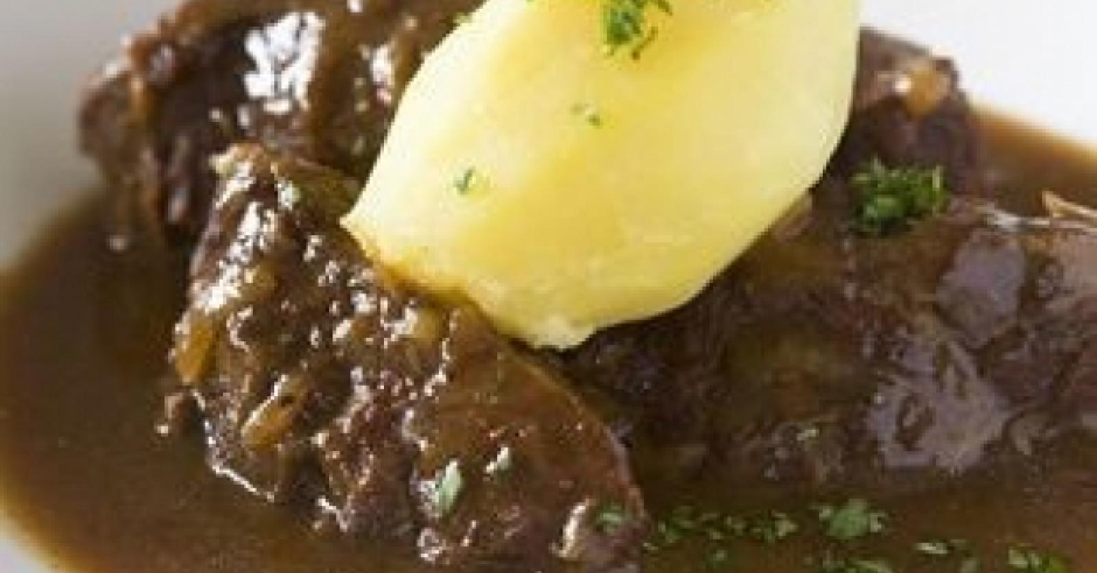 Vlaamse stoverij van varkenswang met kasteelaardappelen