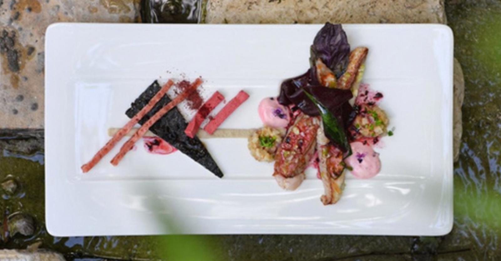 Zeebarbeel met artisjok, rode basilicum, rode biet, zwarte olijven en ...