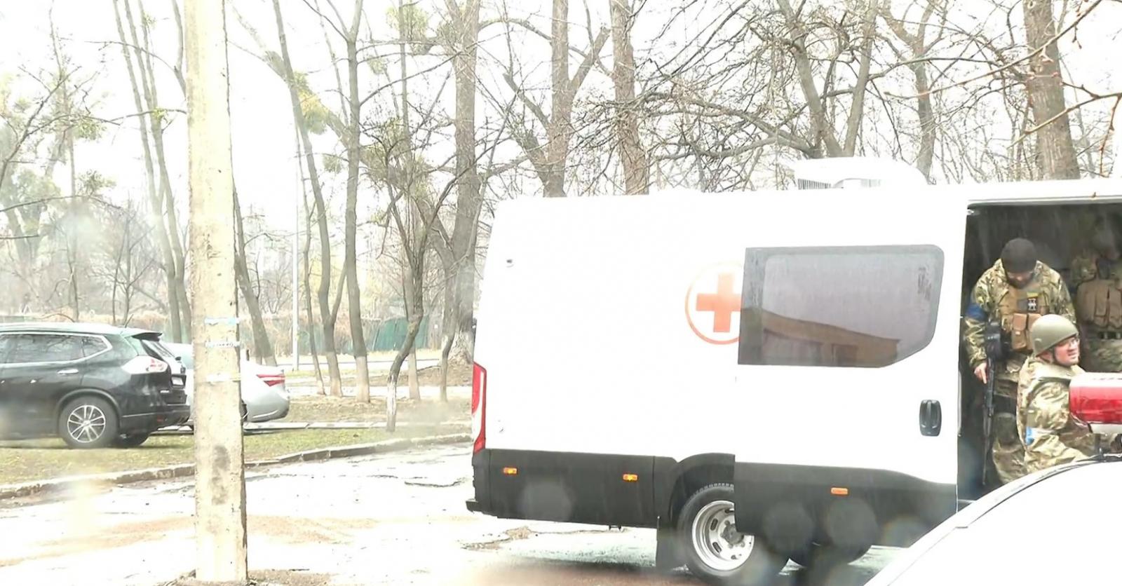 Factcheck: Oekraïense soldaten in busje met logo Rode Kruis is niet ...