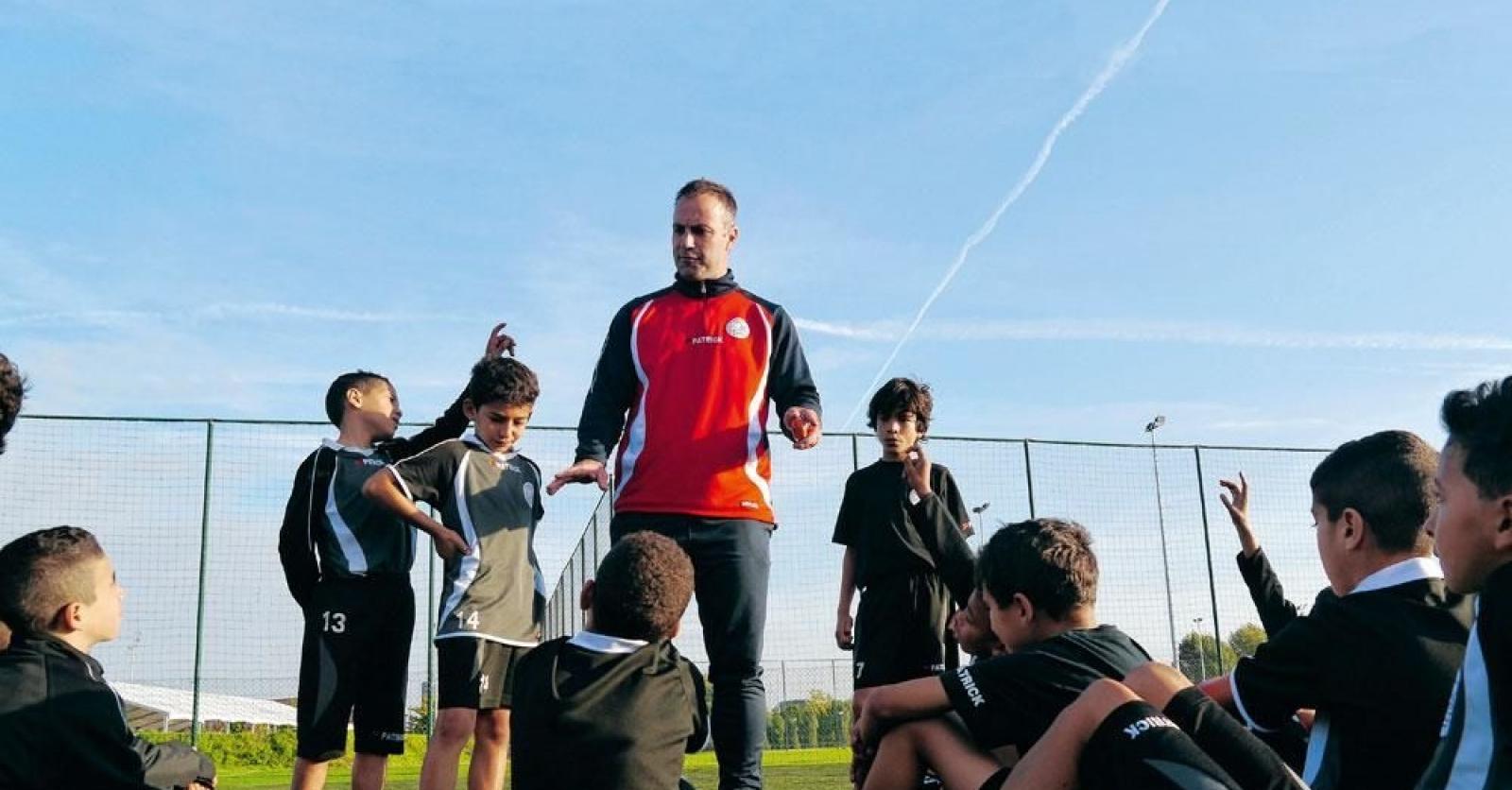 De visie van jeugdopleider Thomas Caers: 'Coachen is een teken van zwakte'