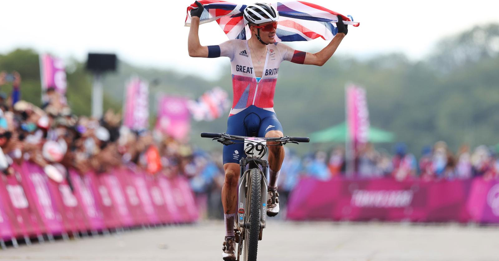 Pidcock pakt olympische titel mountainbike, Van der Poel geeft op na val