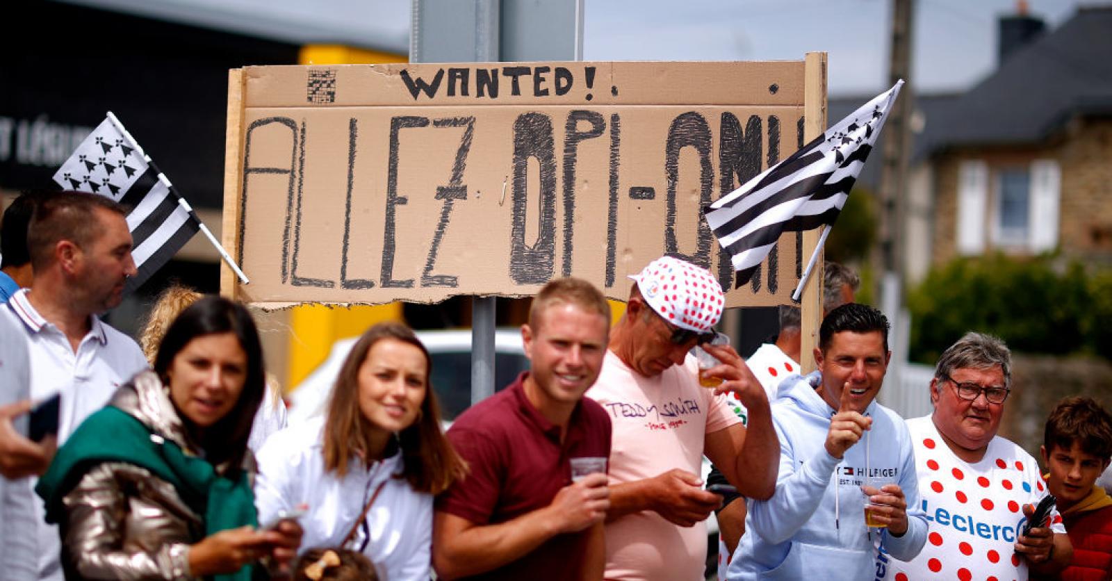 Tour de France: La spectatrice à la pancarte "Allez Opi-Omi" placée en ...