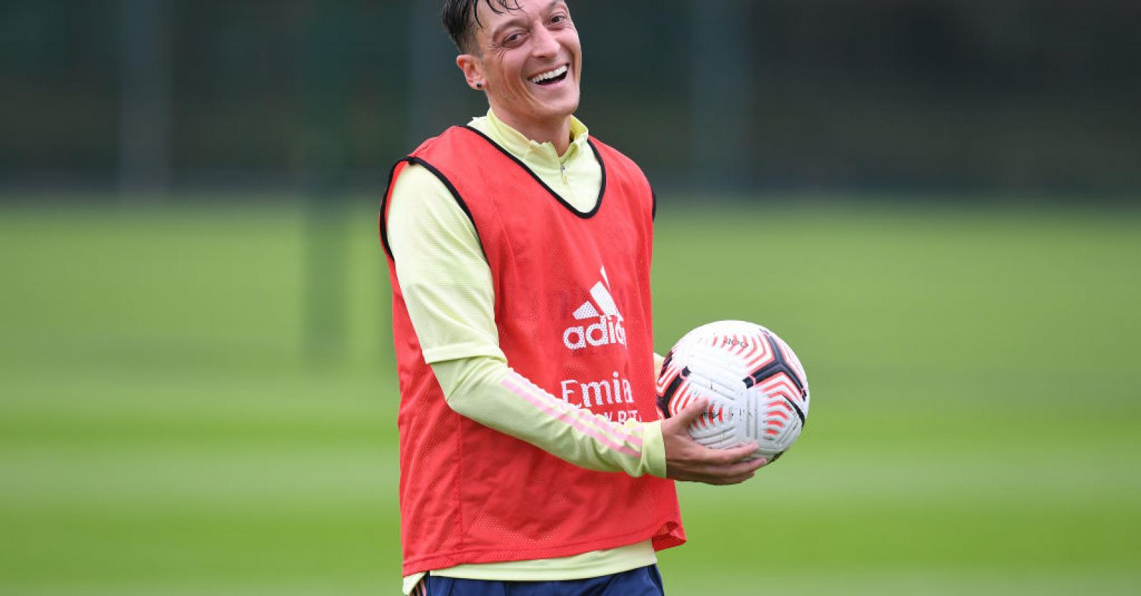 Özil à la rescousse pour sauver la mascotte d'Arsenal