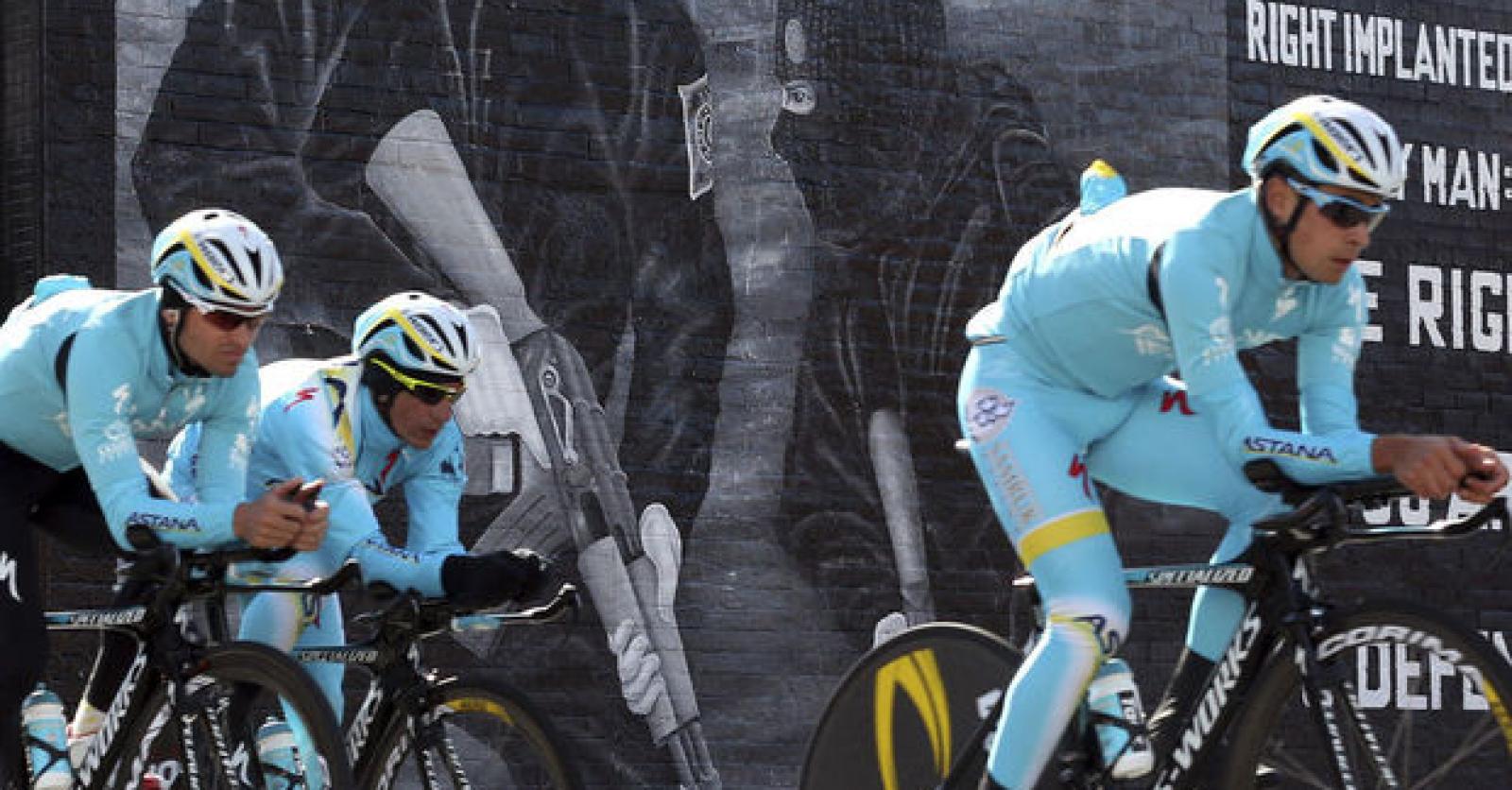 Giro-1ère étape: victoire d'Orica GreenEdge, Svein Tuft maillot rose