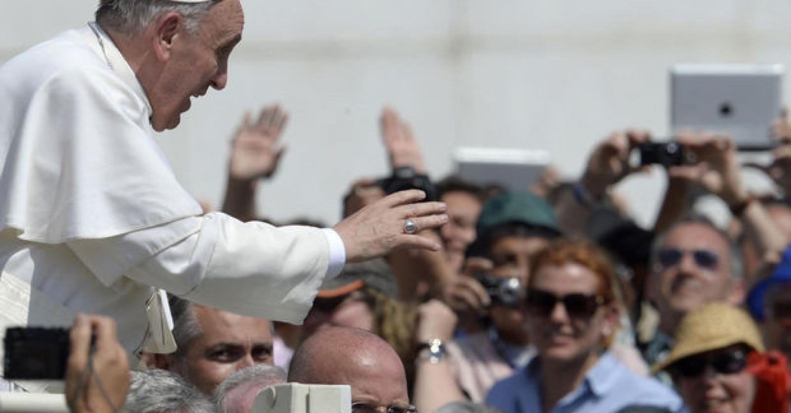 Lionel Messi offre son maillot du Barça au pape François (vidéo)