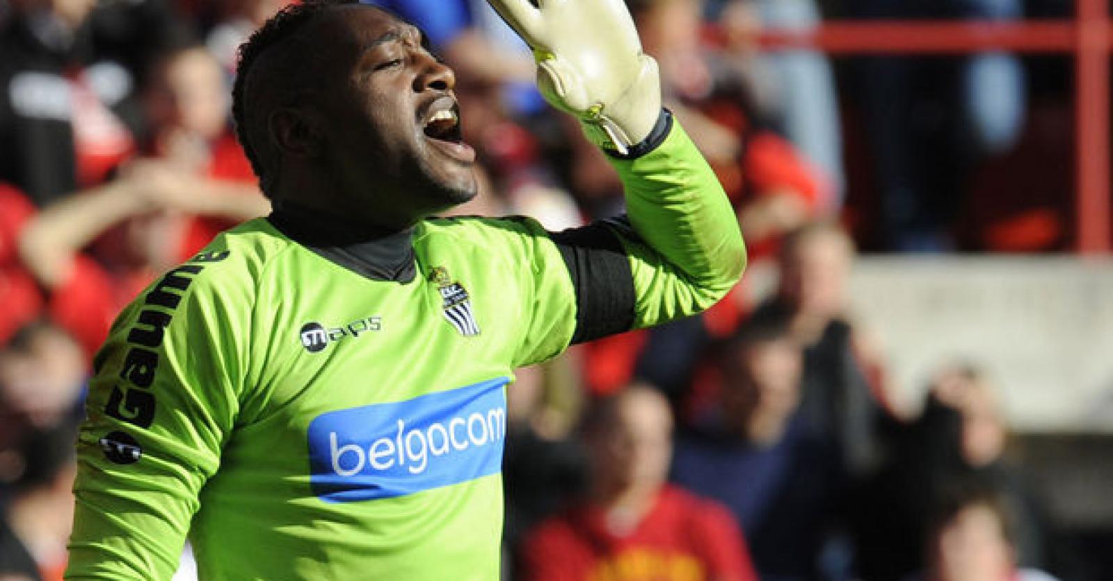 Mandanda prolonge à Charleroi