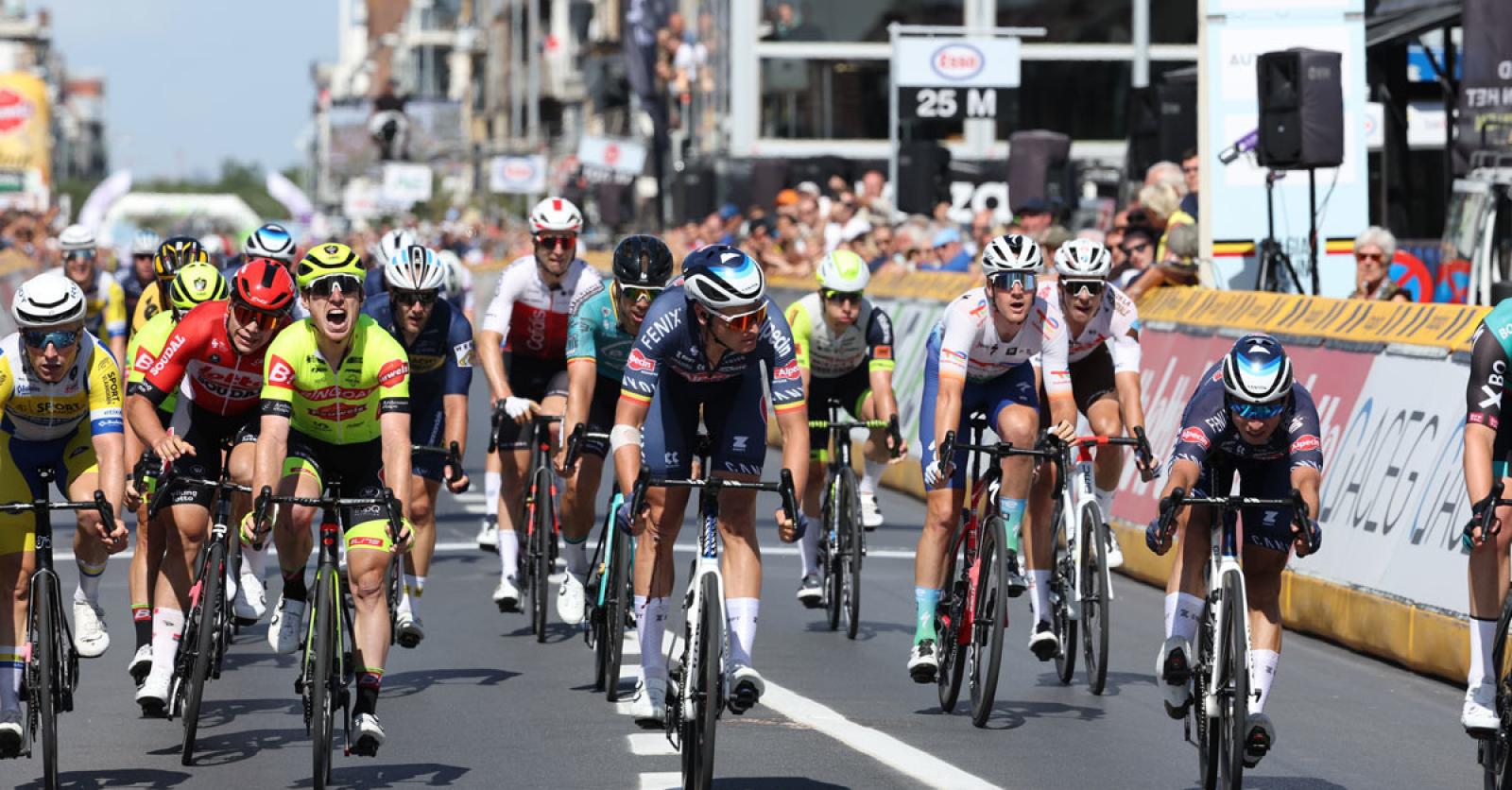 Tim Merlier sprint naar tweede Belgische titel - Kim De Baat verrast ...