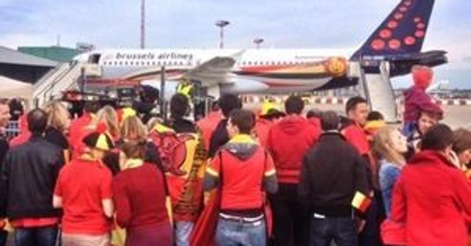 Supporters wuiven Rode Duivels feestelijk uit op Brussels Airport