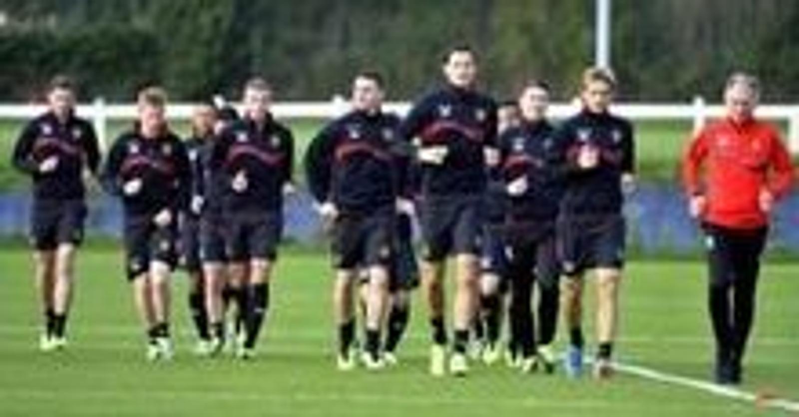 Diables Rouges - Seize Diables au premier entraînement à Neerpede