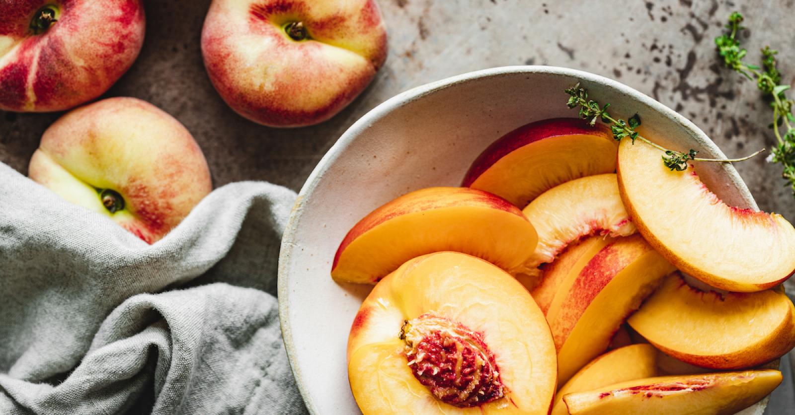 Zoet zomerfruit: zo kies je een perfect rijpe perzik - Libelle