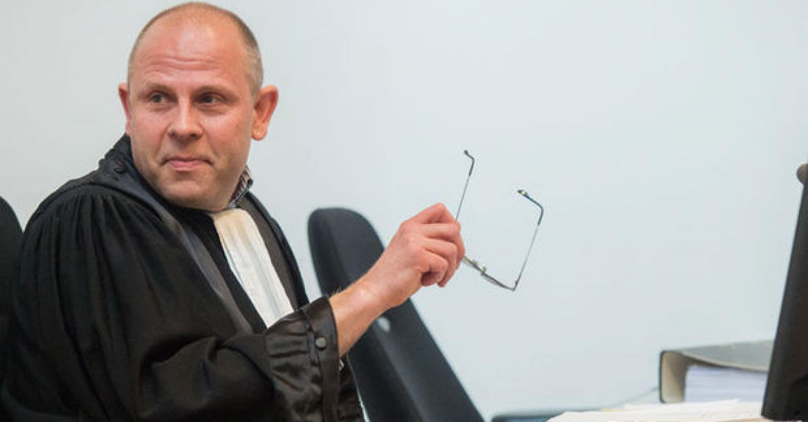 'Terwijl Peter Van Calster door zijn oversten schaamteloos naar huis ...