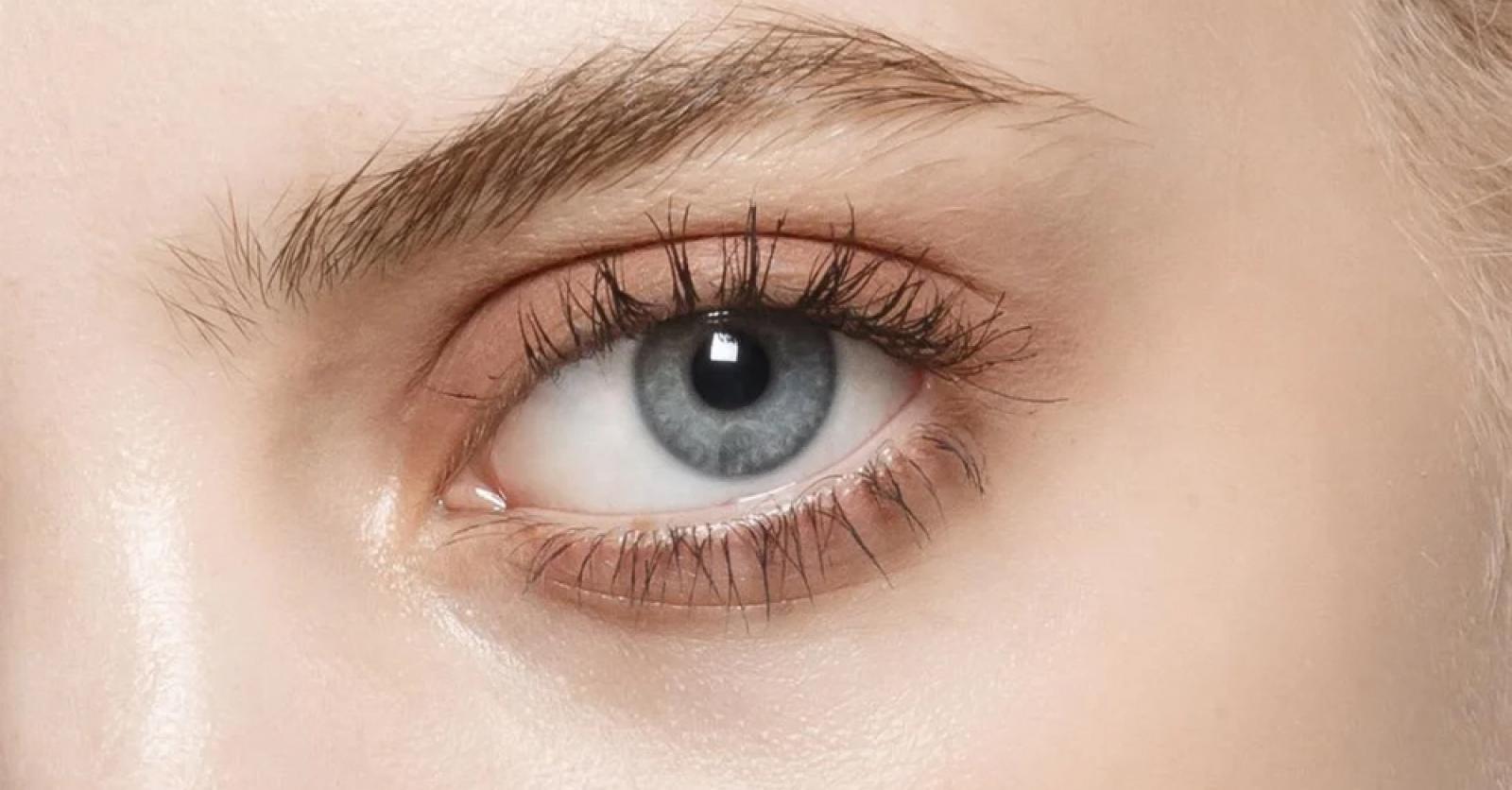 Hangende oogleden? Met deze behandelingen kan je ze weer liften