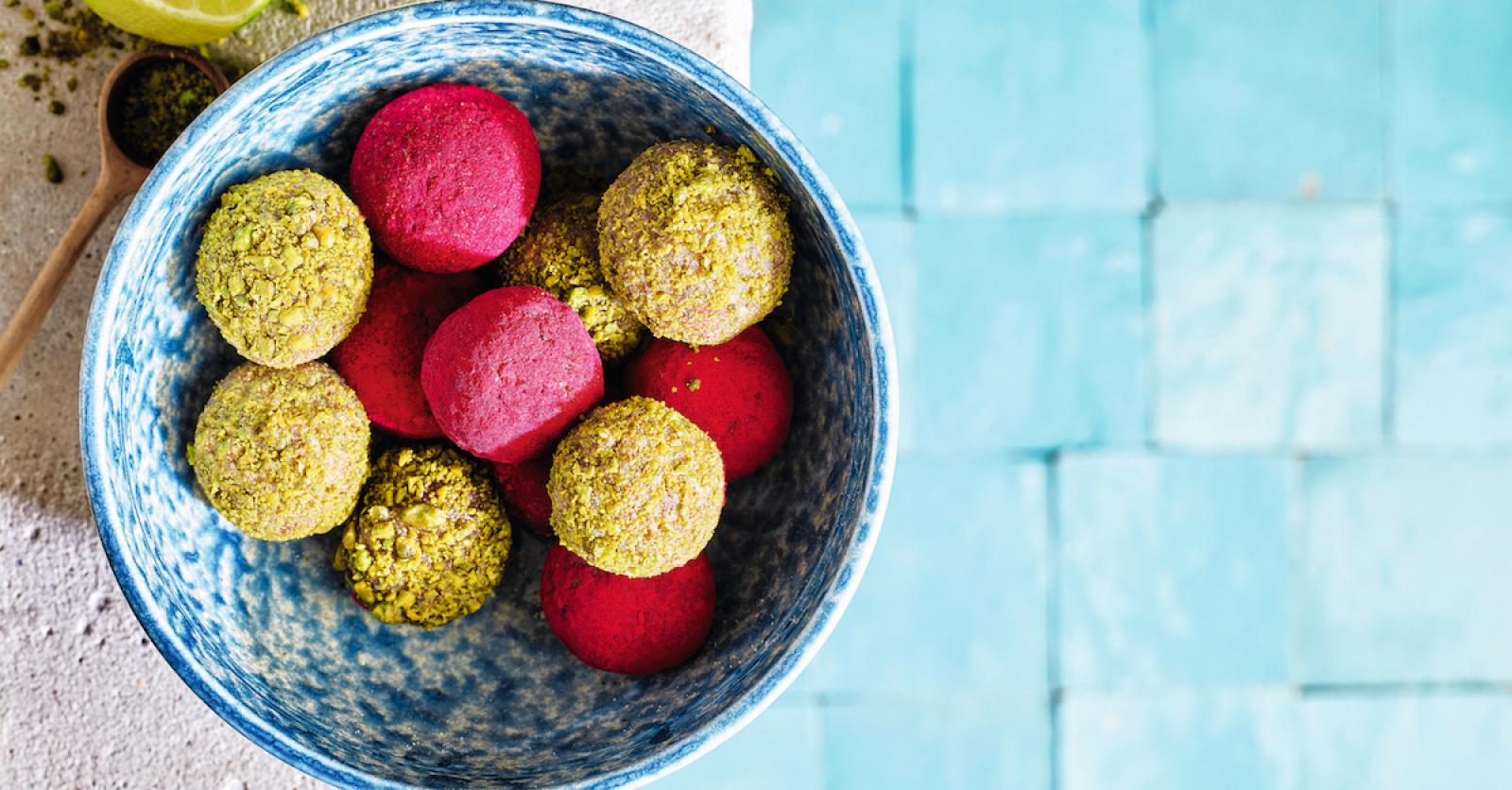Raw balls aux dattes & amandes, la recette anti coup de mou