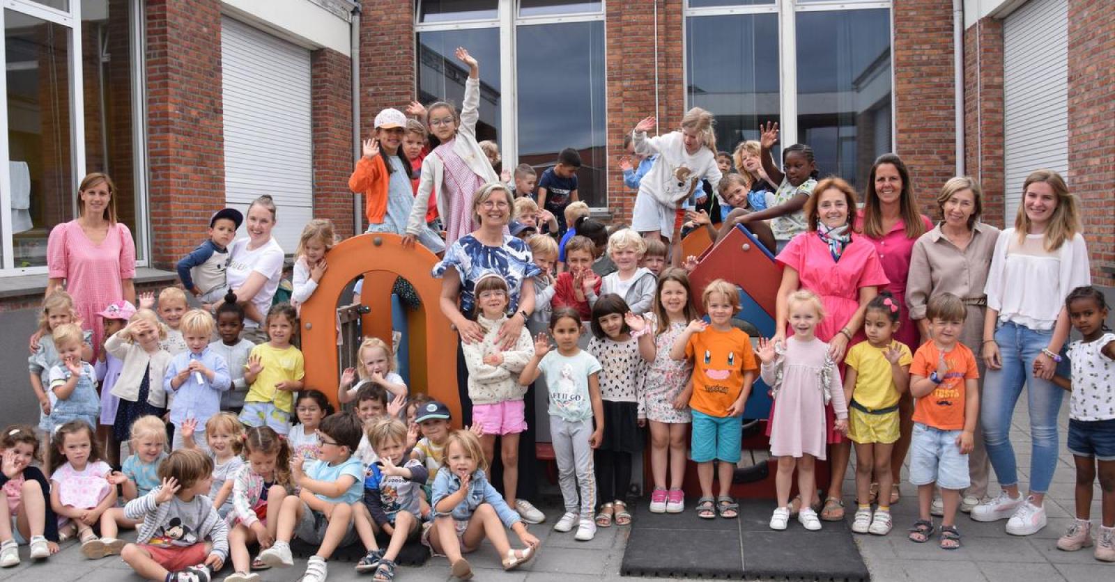 Leerlingen vrije basisschool Gaverke zwaaien juf Tine uit in Waregem ...